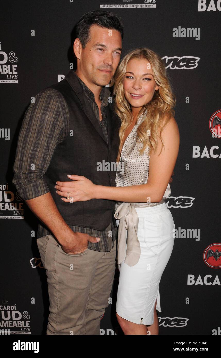 Leann rimes eddie cibrian ring hi-res stock photography and images - Alamy