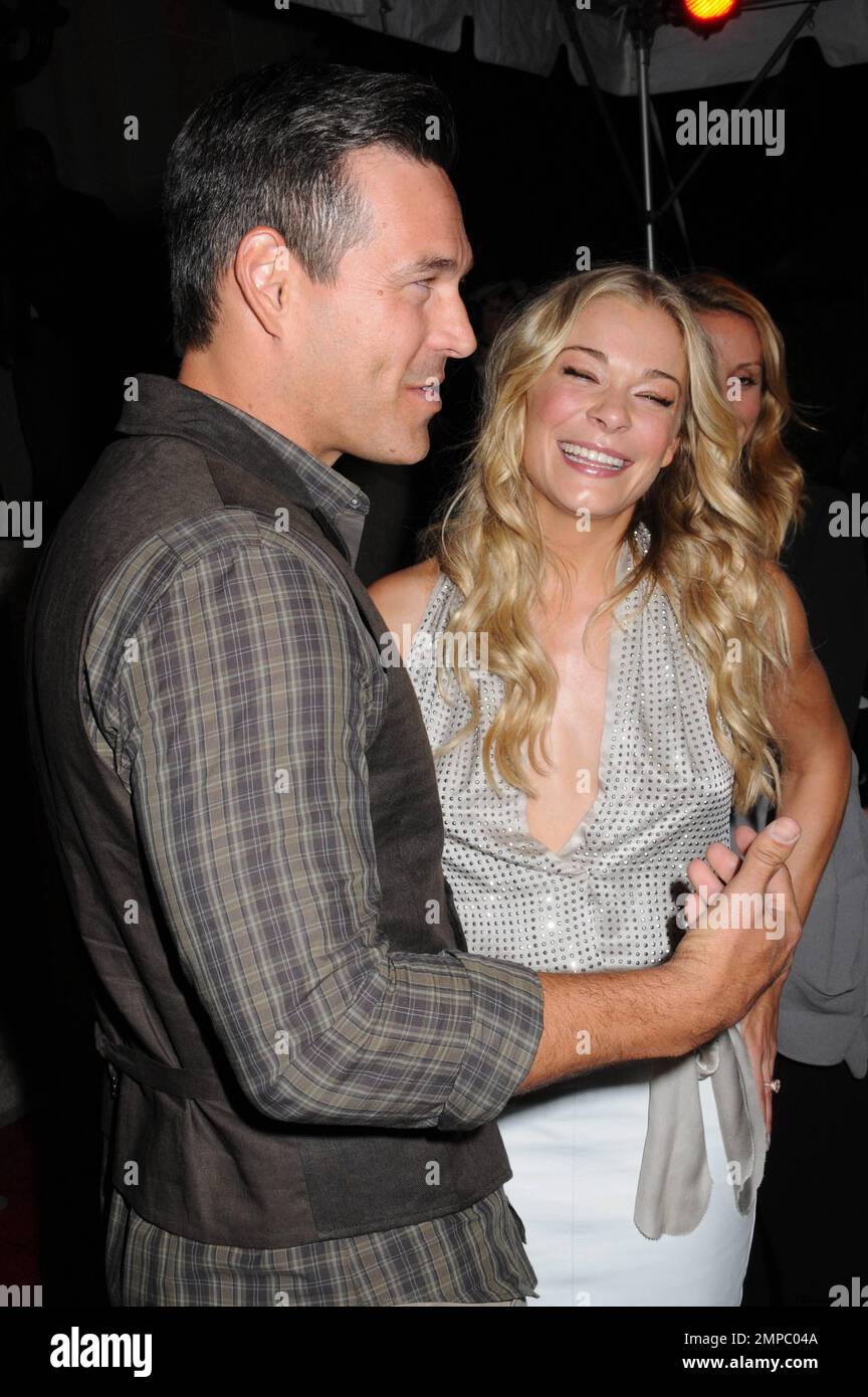 Eddie cibrian leann rimes 2014 hi-res stock photography and images - Alamy