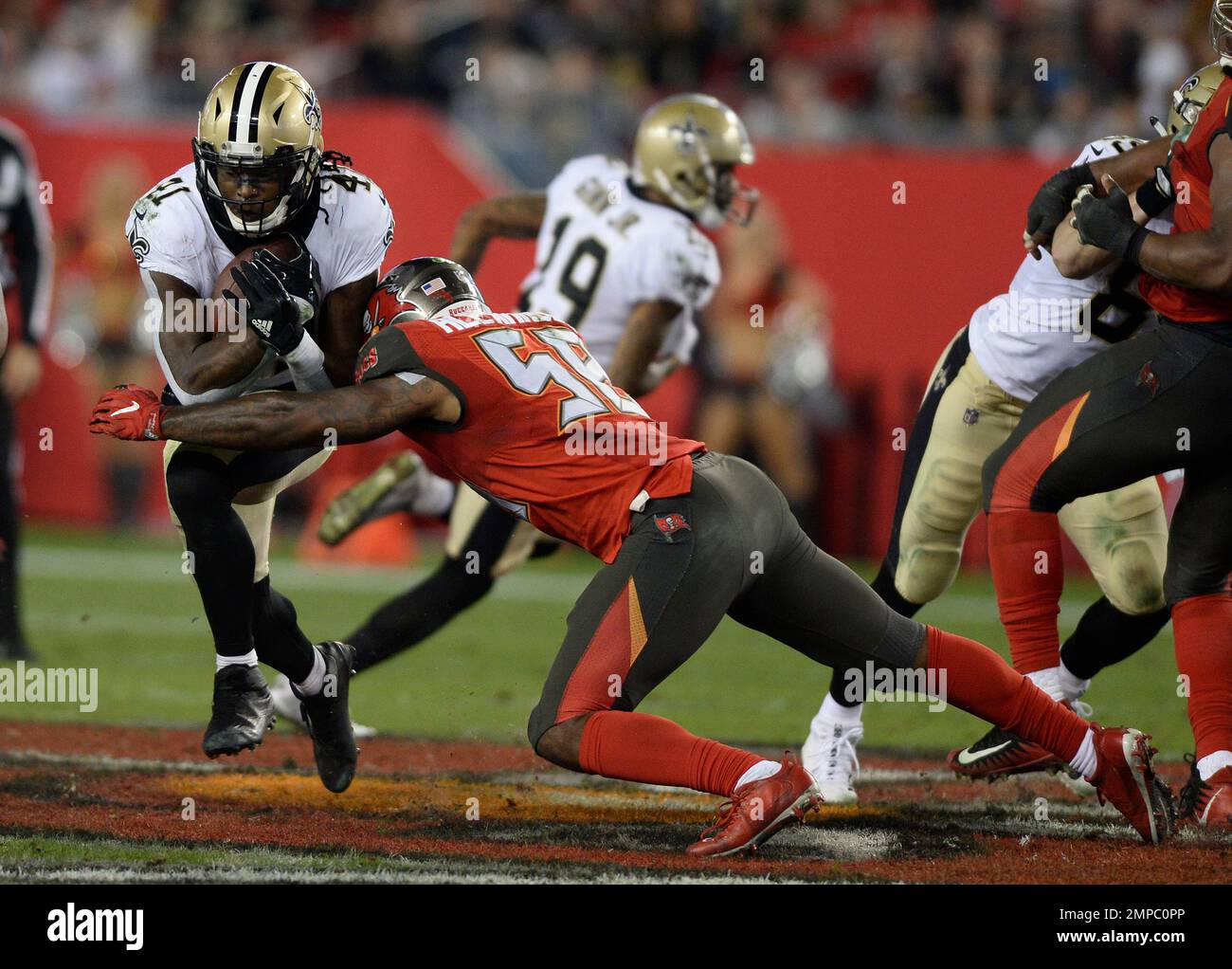 Tampa Bay Buccaneers middle linebacker Kwon Alexander (58) hits New ...