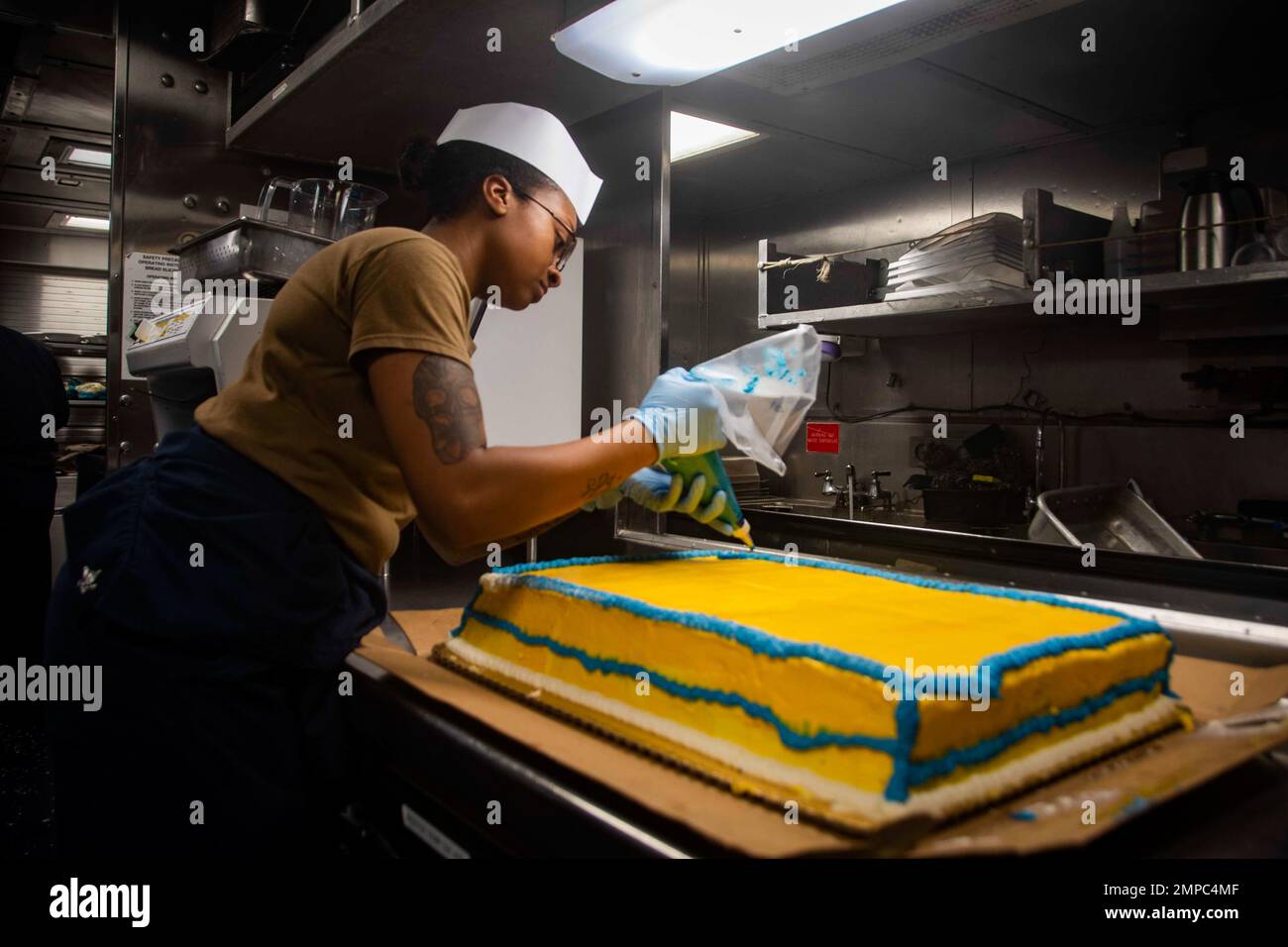 221012-N-XK462-1078 PACIFIC OCEAN (Oct. 12, 2022) U.S. Navy Culinary ...