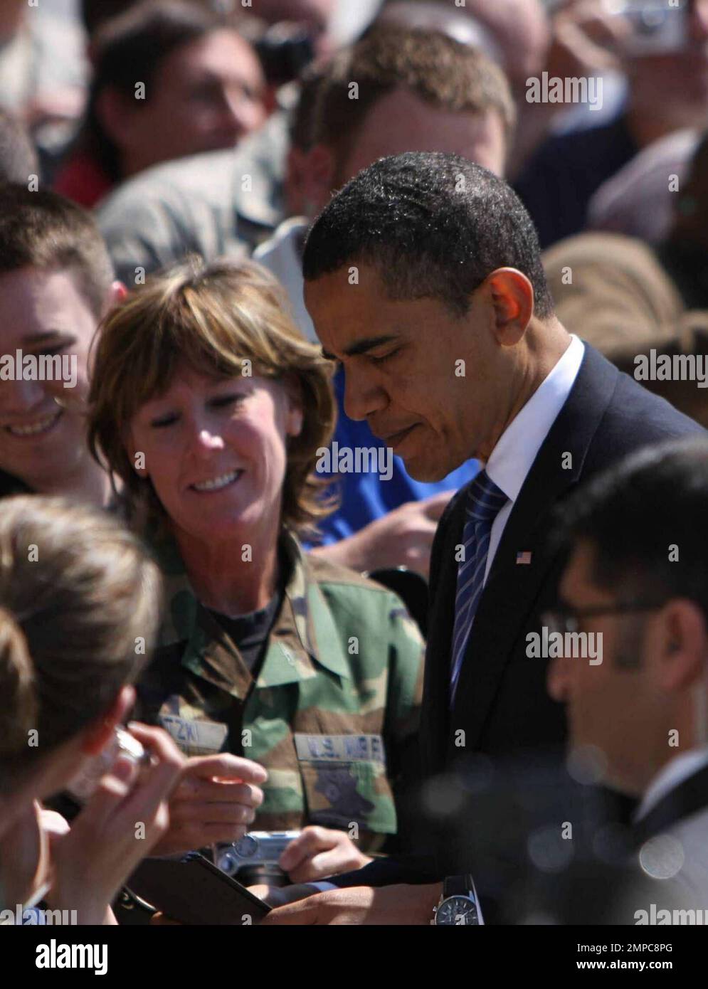 US President Barack Obama arrives on Air Force One in Des Moines, Iowa ...