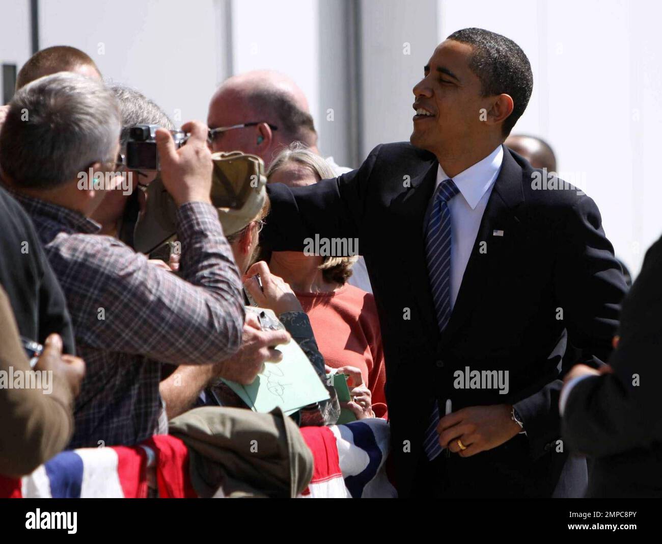 US President Barack Obama arrives on Air Force One in Des Moines, Iowa ...