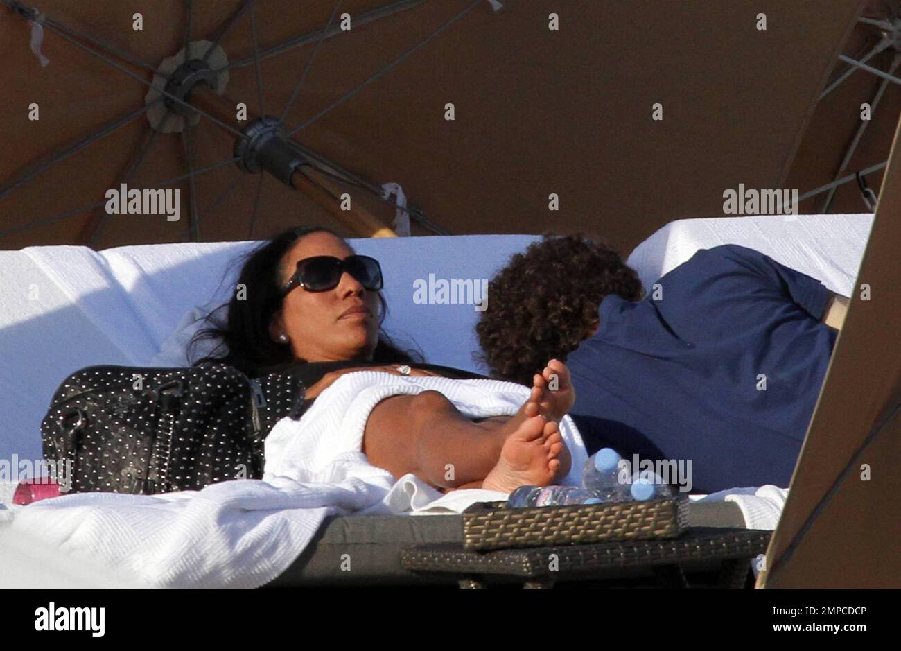 EXCLUSIVE!! Barbara Feltus spends the day on the beach with her two ...
