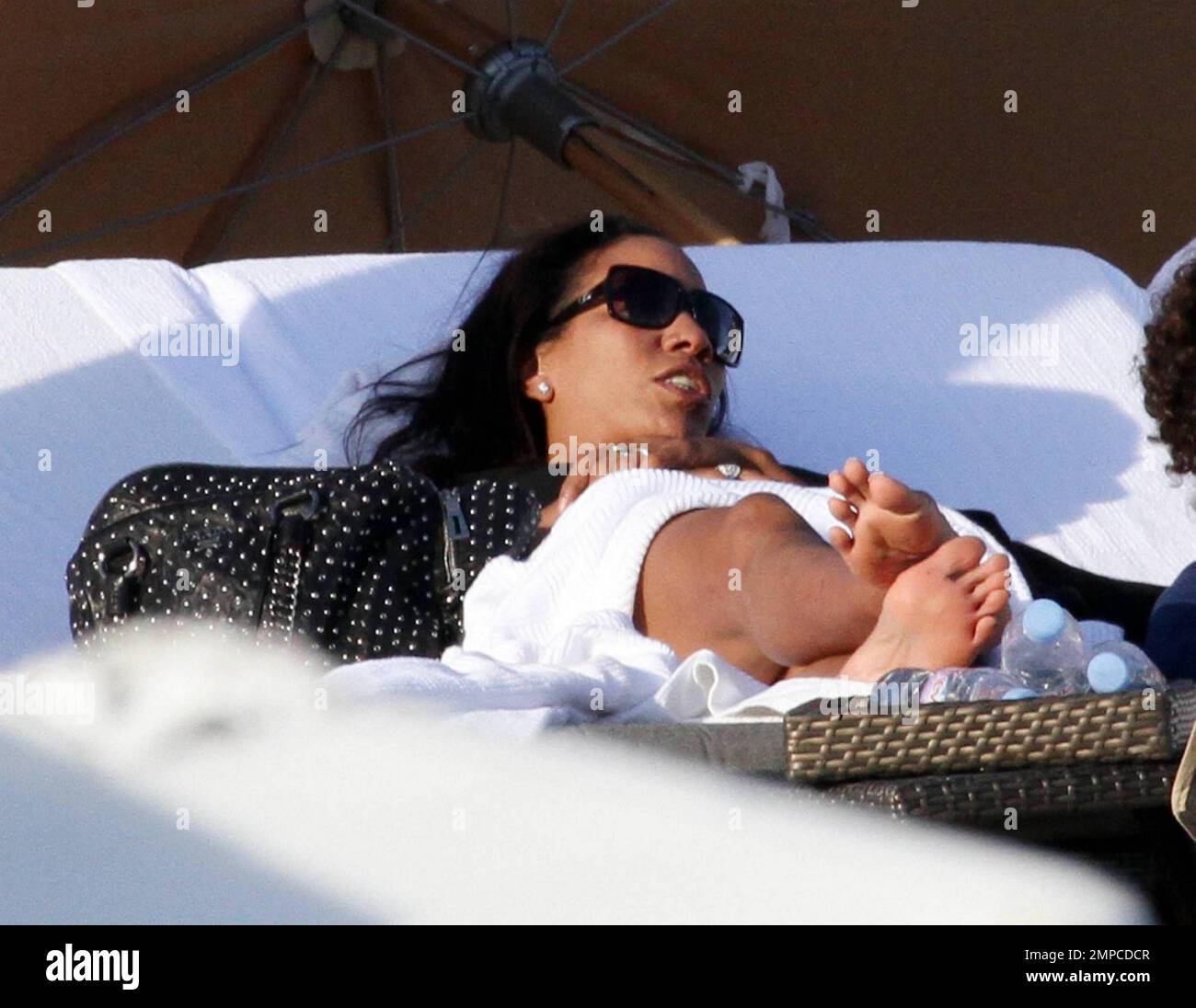EXCLUSIVE!! Barbara Feltus spends the day on the beach with her two ...