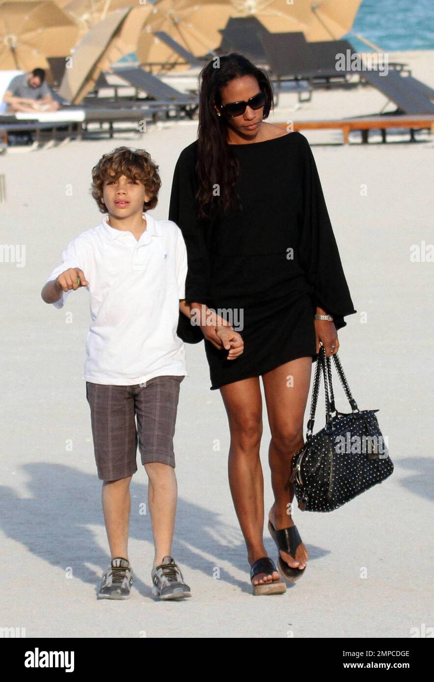 EXCLUSIVE!! Barbara Feltus spends the day on the beach with her two ...