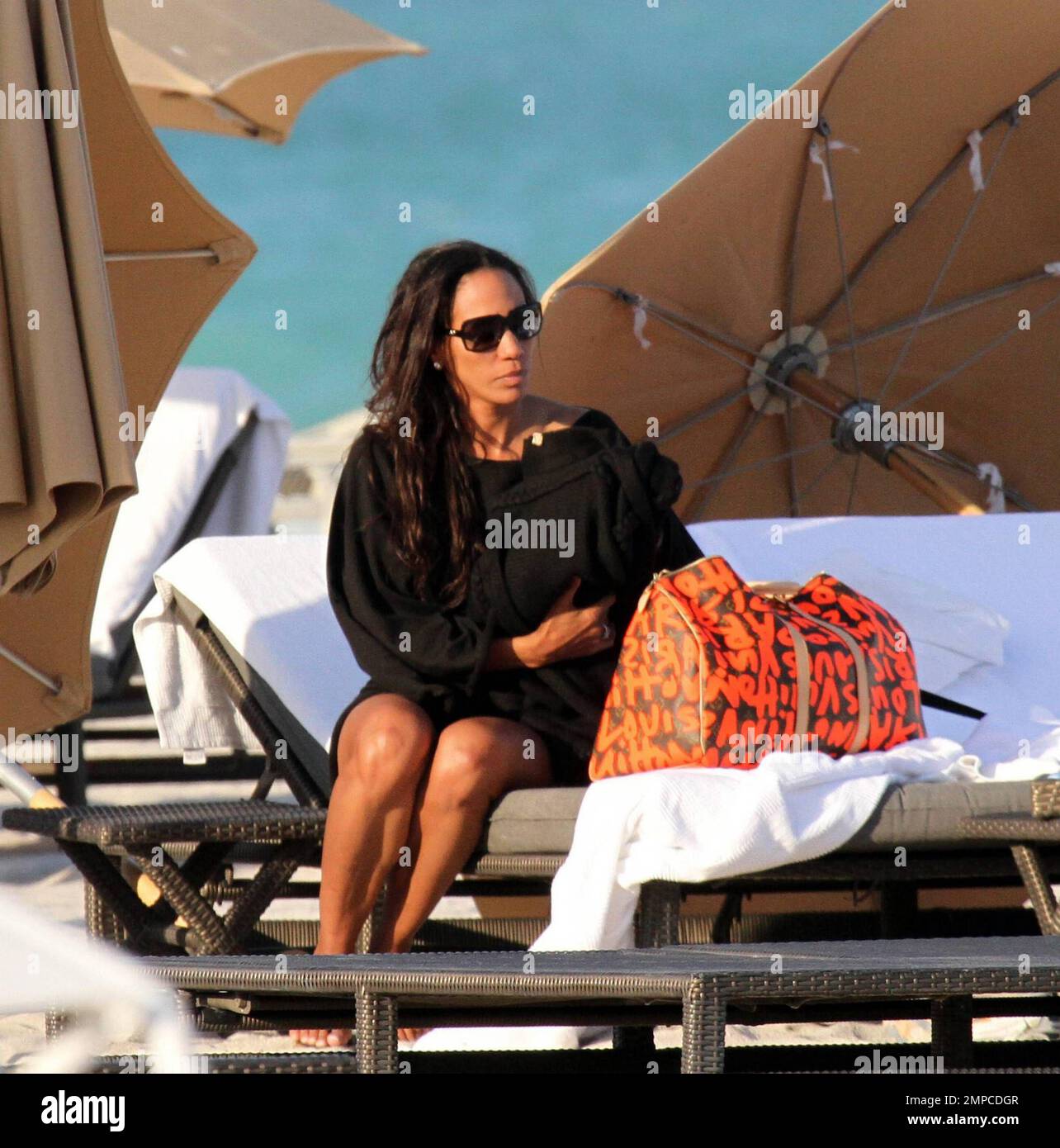 EXCLUSIVE!! Barbara Feltus spends the day on the beach with her two ...