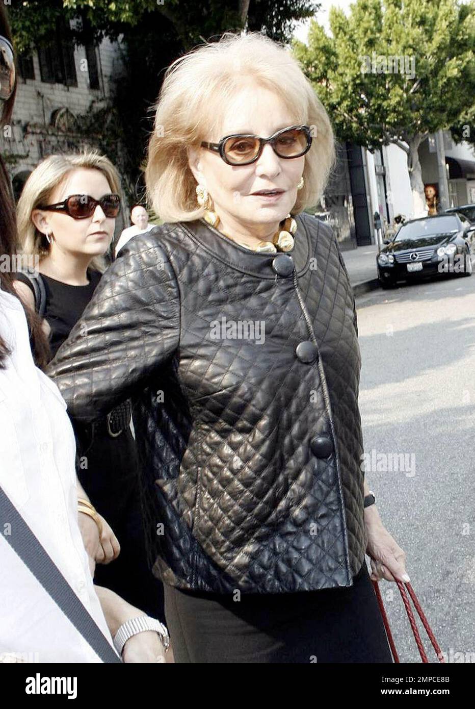 "The View" co-host Barbara Walters enjoys lunch on the patio at The Ivy ...