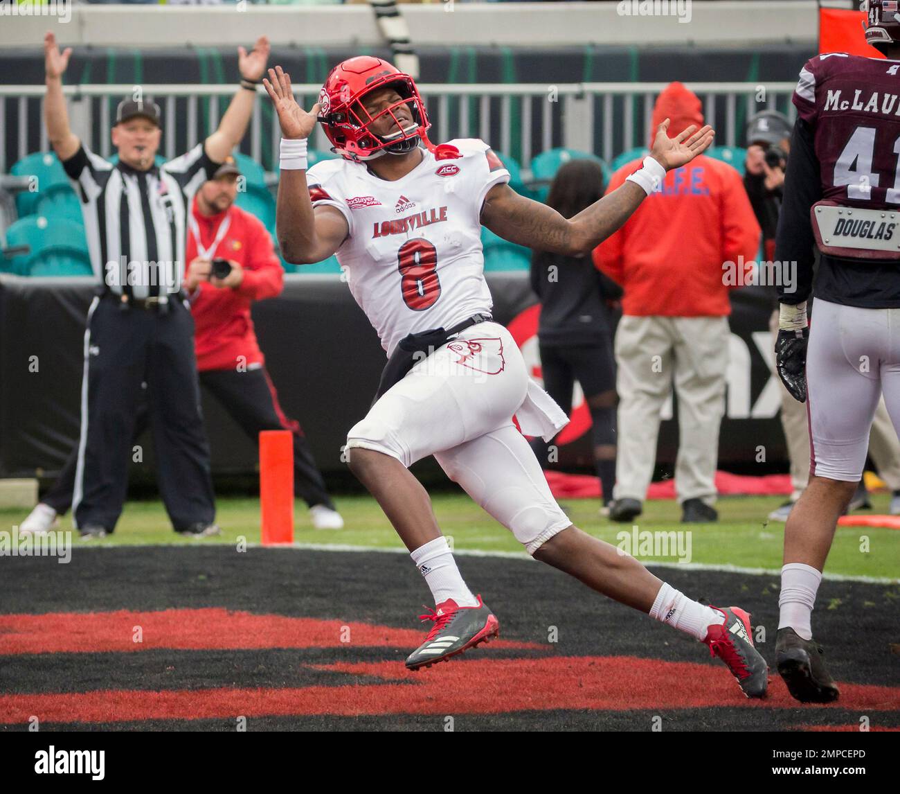 Louisville quarterback Lamar Jackson (8) celebrates a touchdown during ...