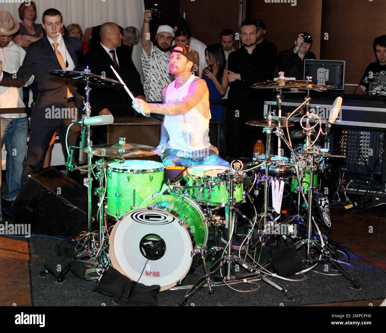 Travis barker drums hi-res stock photography and images - Alamy