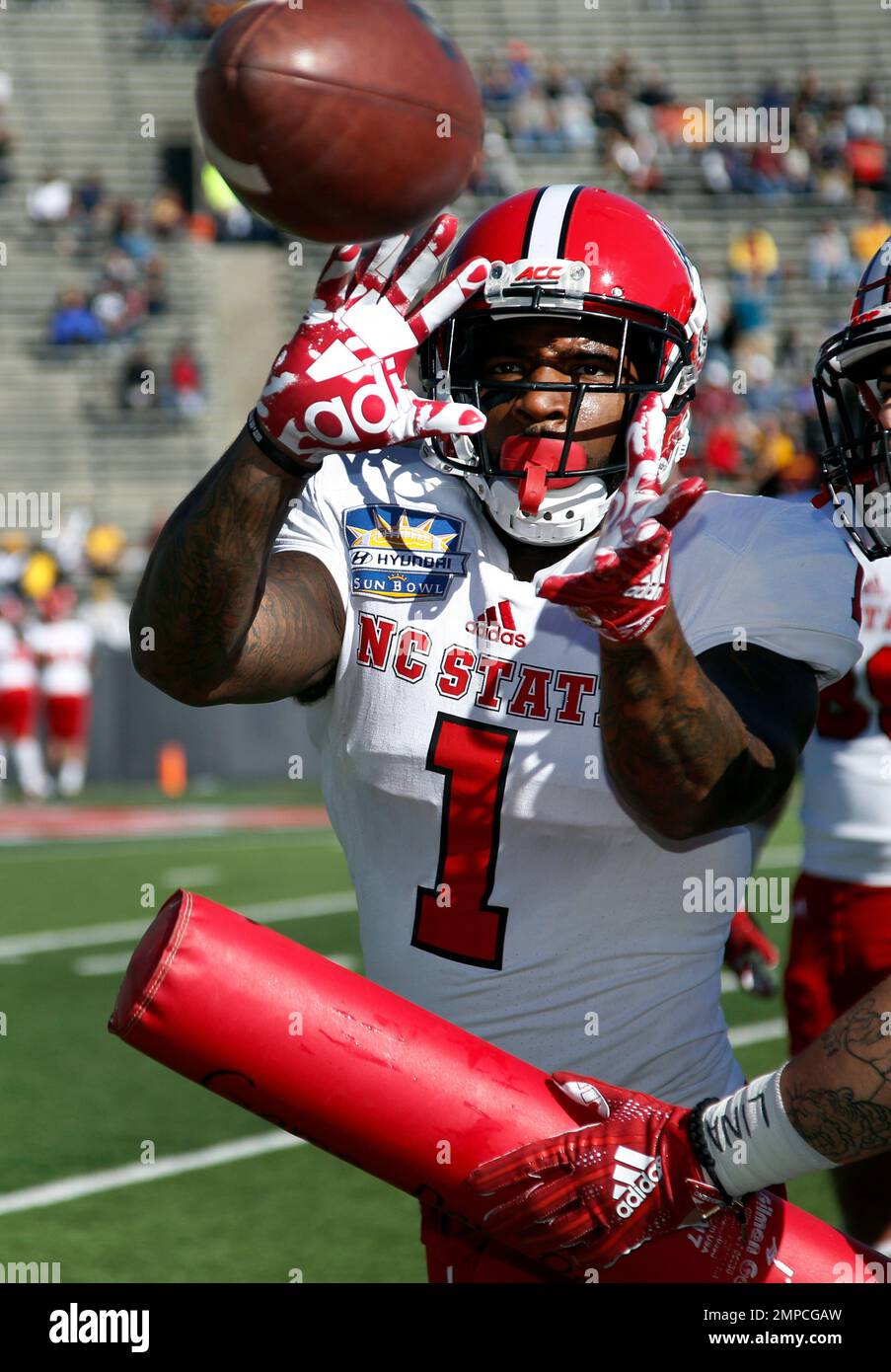 North Carolina State h-back Jaylen Samuels (1) warmups before the start ...