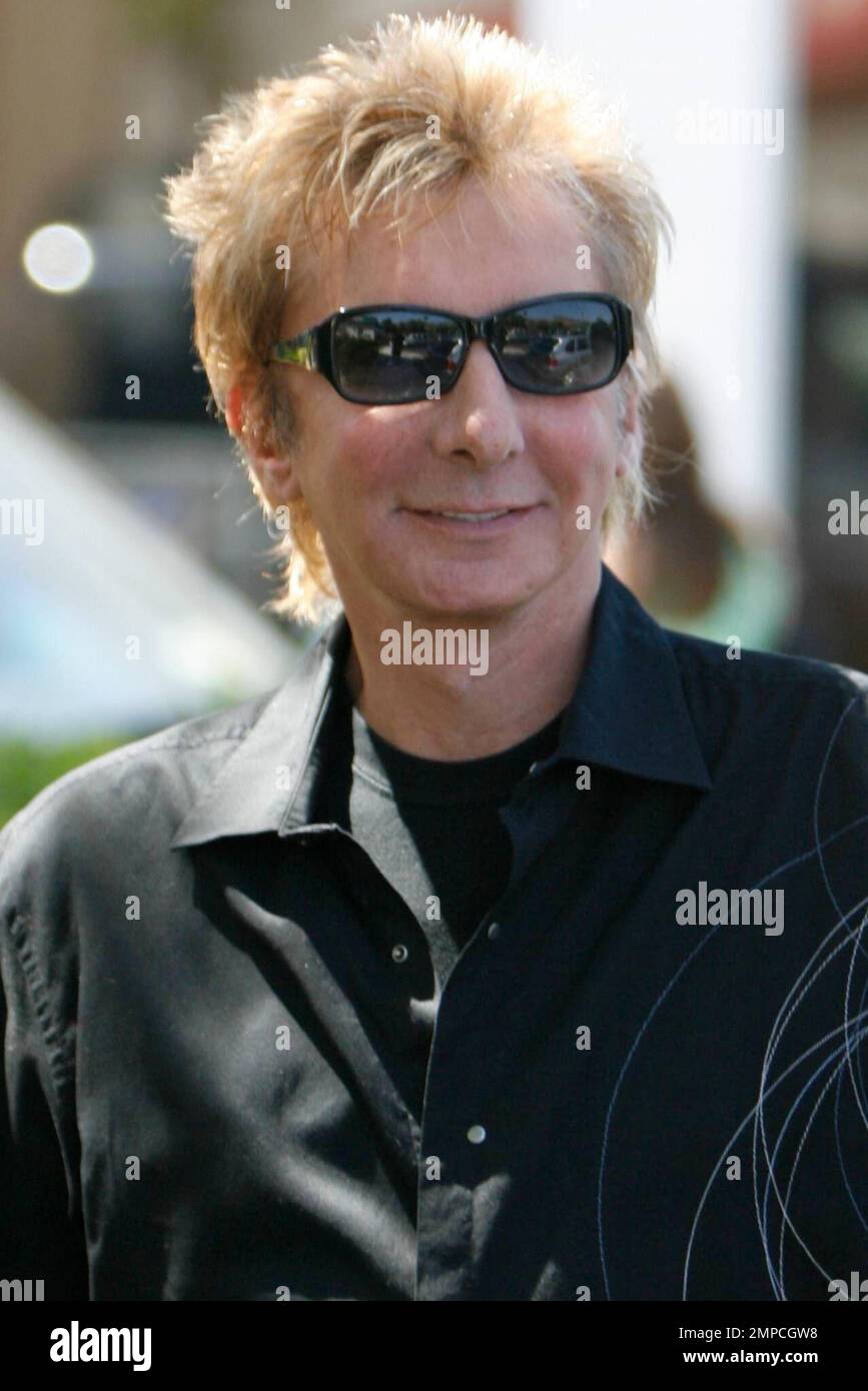 Exclusive!! Barry Manilow out shopping at the Country Mart in Maiblu ...