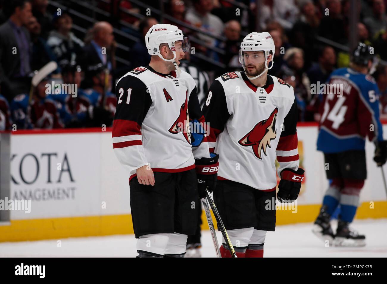 Arizona Coyotes center Derek Stepan (21) confers with Arizona Coyotes ...