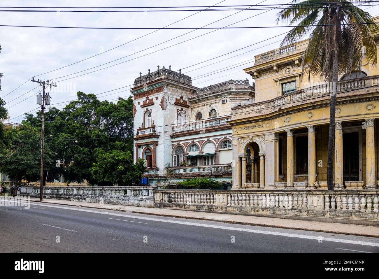 Residential homes, Calle 17, Vedado, Havana, Cuba Stock Photo - Alamy