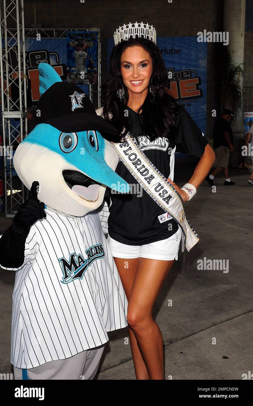 Miss Florida and Miss USA contestant Lissette Garcia signs autographs ...