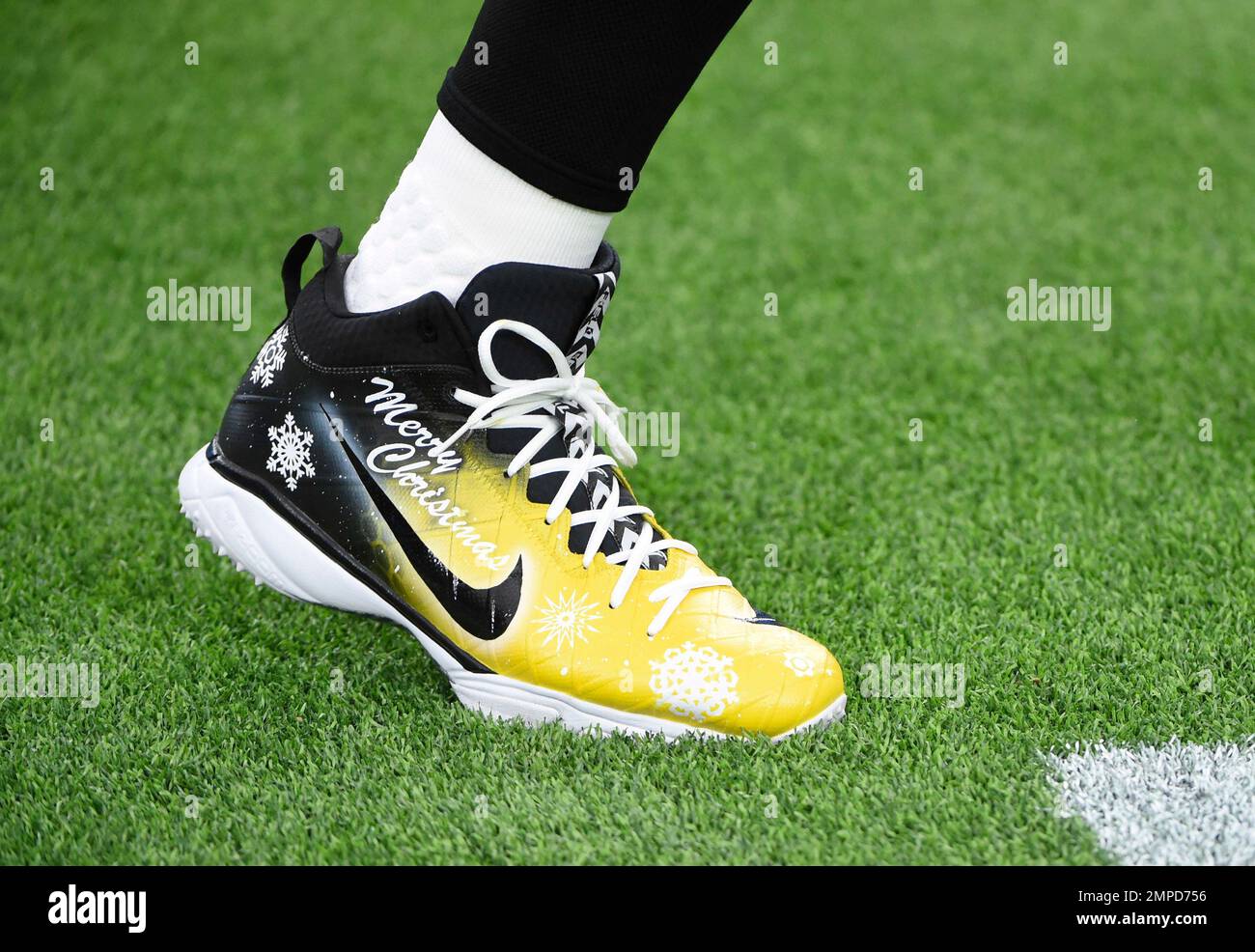 Pittsburgh Steelers quarterback Ben Roethlisberger's shoes say Merry ...