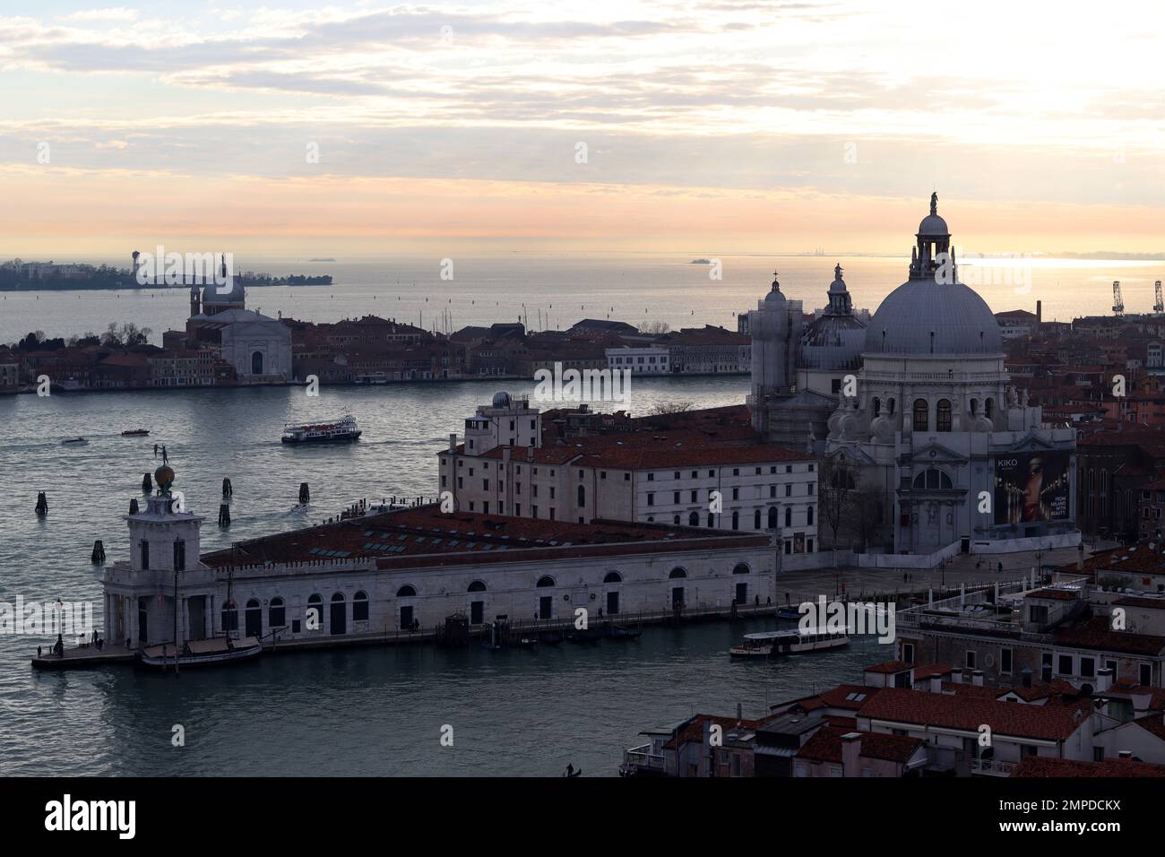 Beautiful evening in Venice. Colorful panoramic photo of famous Italian ...