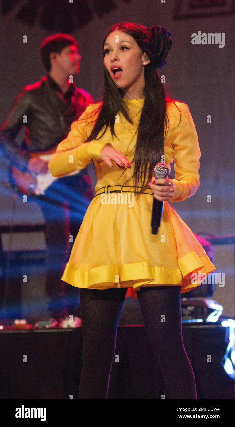 Mexican synthpop band 'Belanova' performed live including their new hit ...