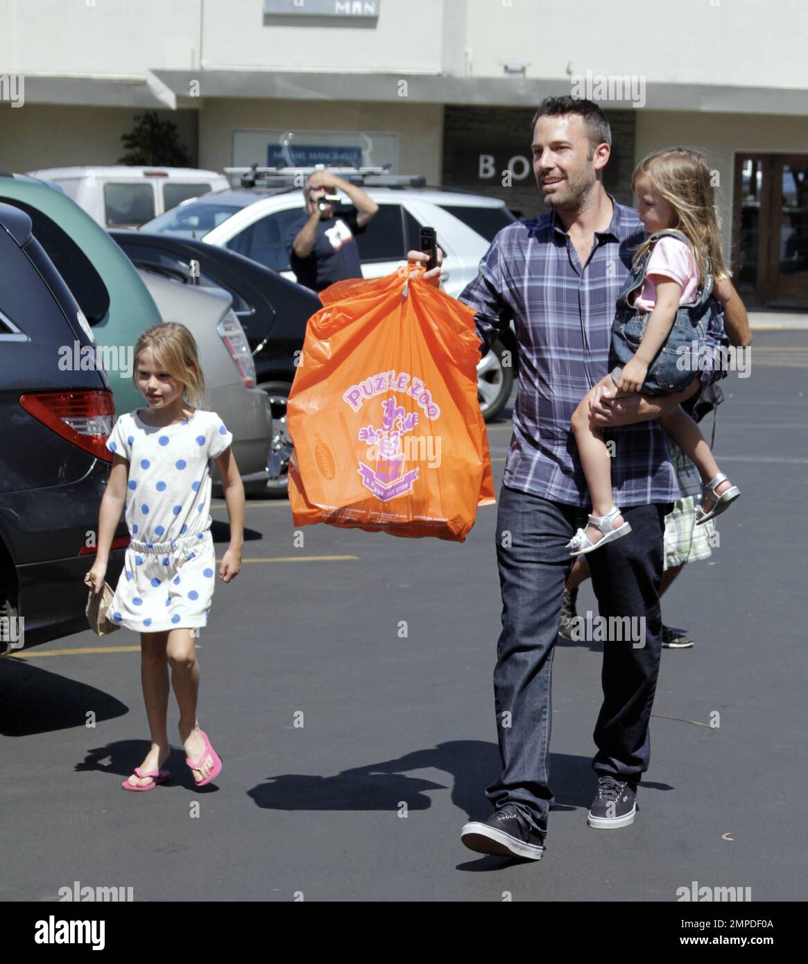 Ben Affleck takes daughters Violet and Seraphina to the Farmers Market ...