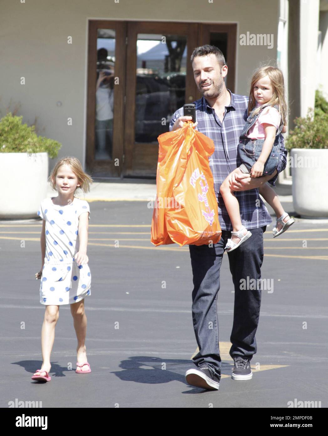 Ben Affleck takes daughters Violet and Seraphina to the Farmers Market ...