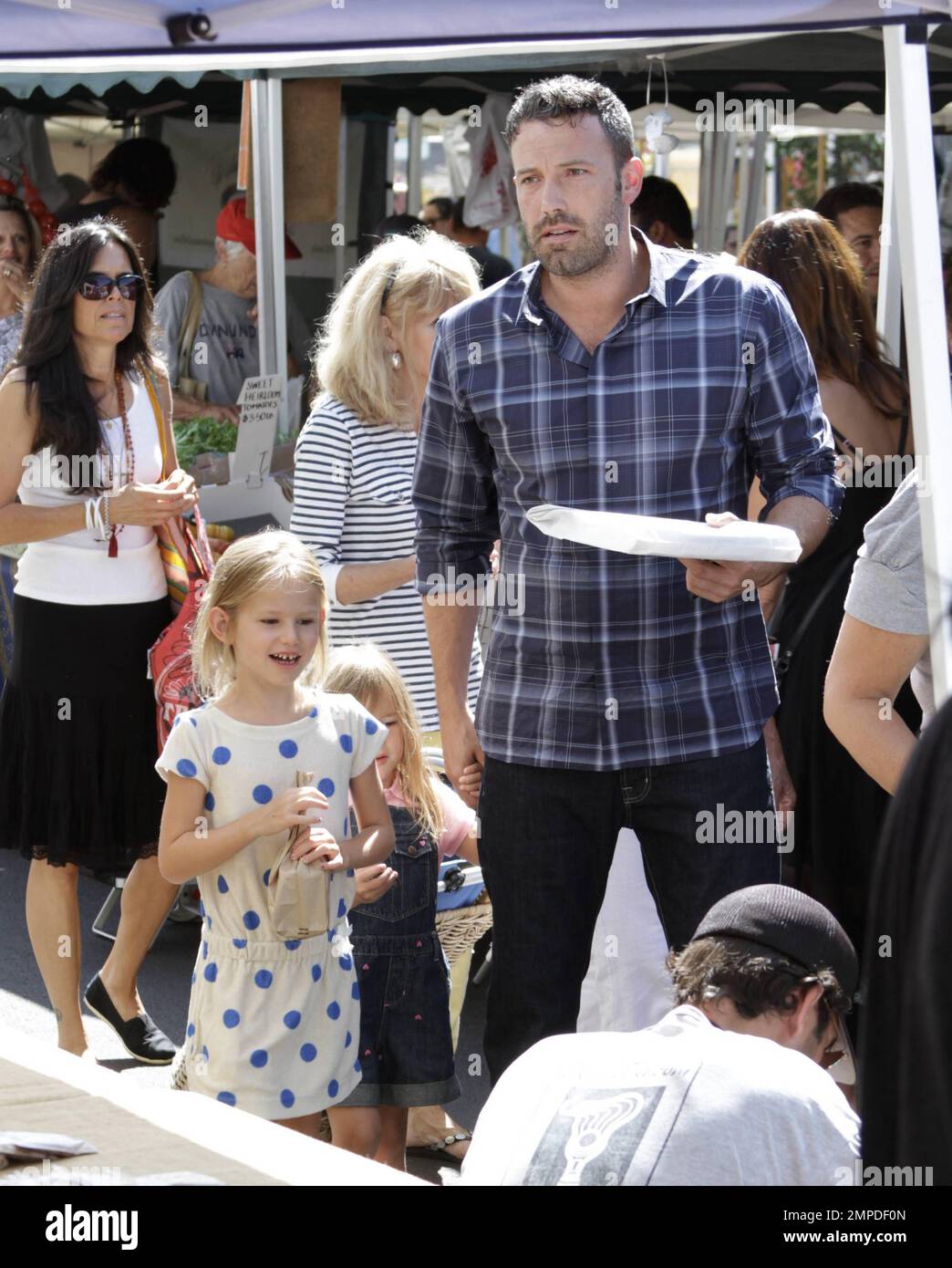 Ben Affleck takes daughters Violet and Seraphina to the Farmers Market ...