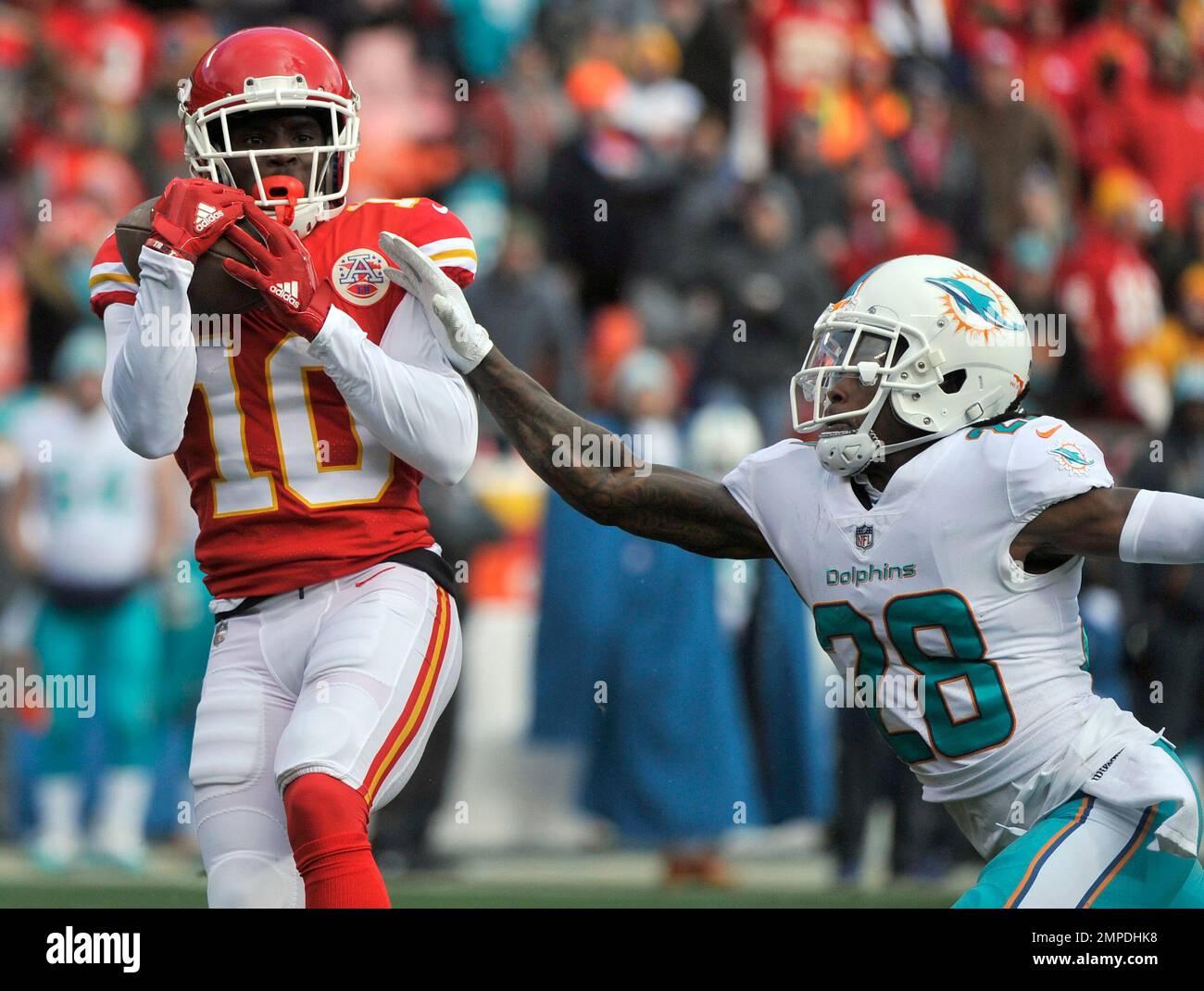 Kansas City Chiefs wide receiver Tyreek Hill (10) makes a 52-yard catch ...