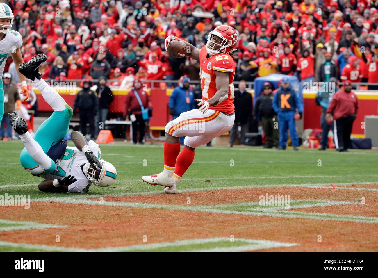 Kansas City Chiefs running back Kareem Hunt (27) scores a touchdown ...