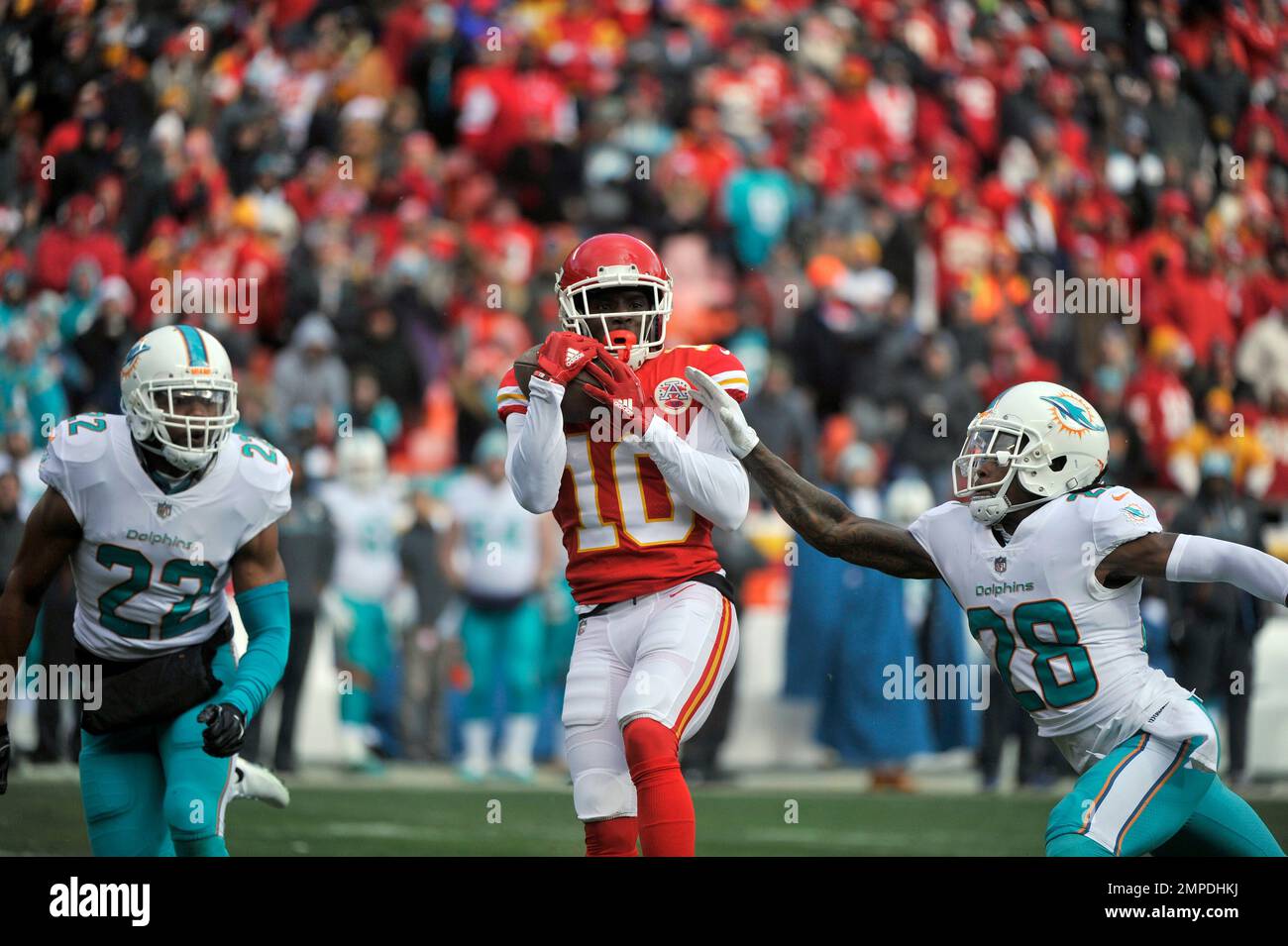 Kansas City Chiefs wide receiver Tyreek Hill (10) makes a 52-yard carch ...