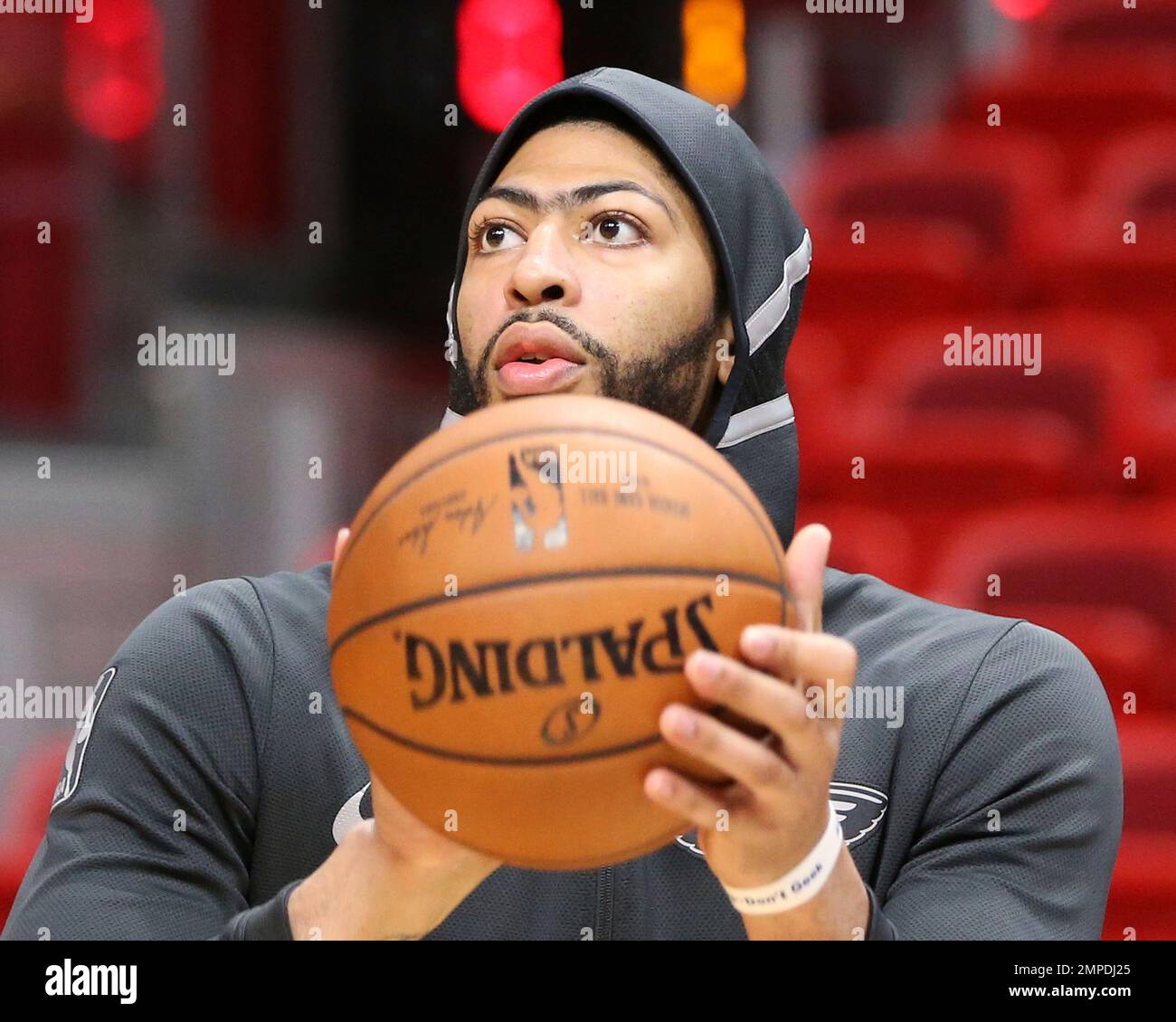 New Orleans Pelicans forward Anthony Davis (23) warms up prior to an ...