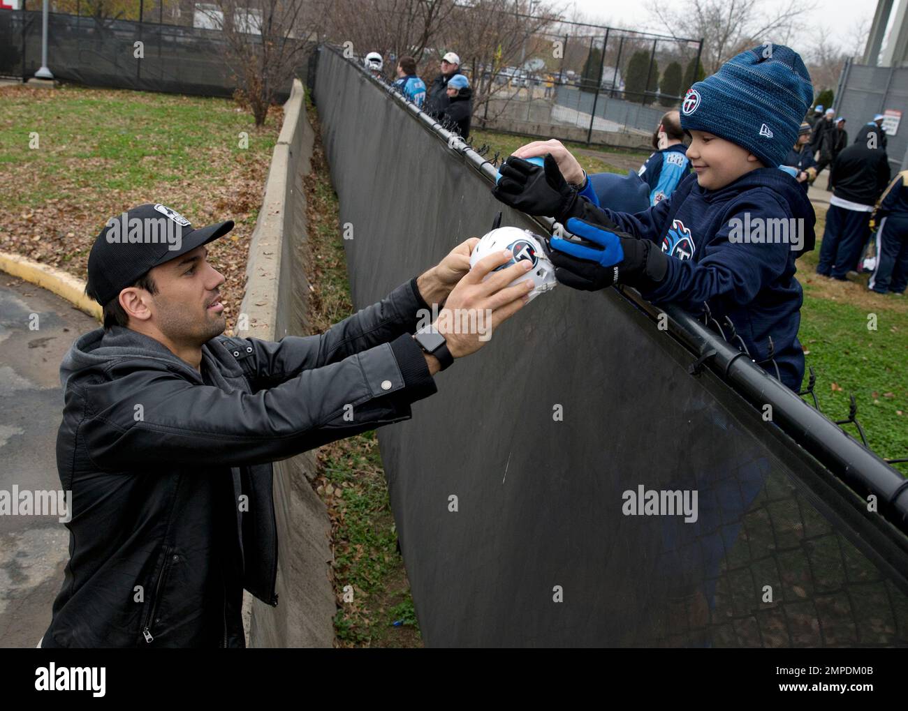 Tennessee Titans wide receiver Eric Decker signs an autograph for ...
