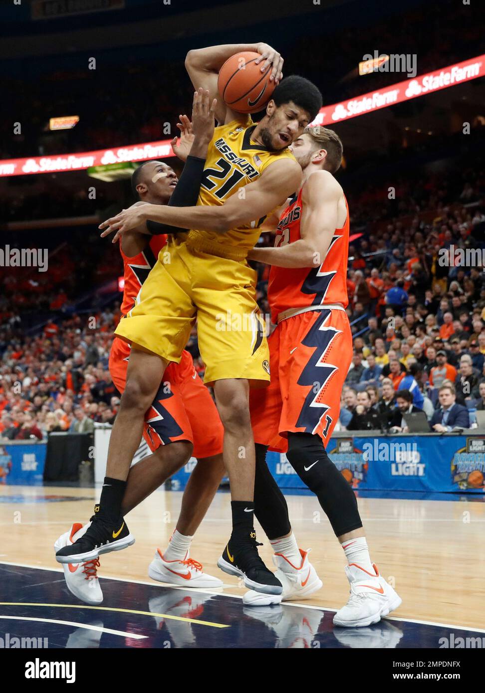 Missouri's Jordan Barnett, center, pulls down a rebound between ...