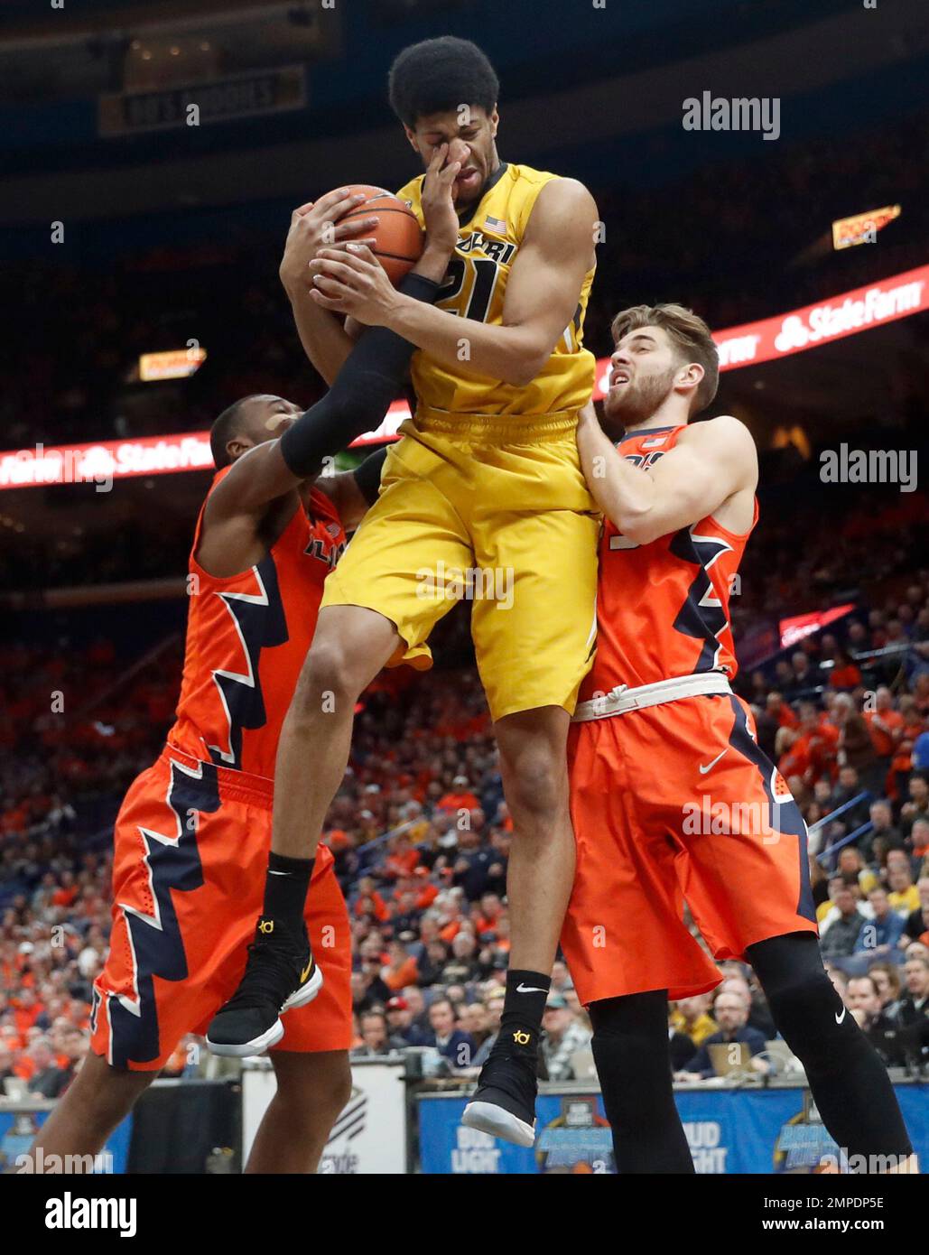 Missouri's Jordan Barnett, center, pulls down a rebound between ...