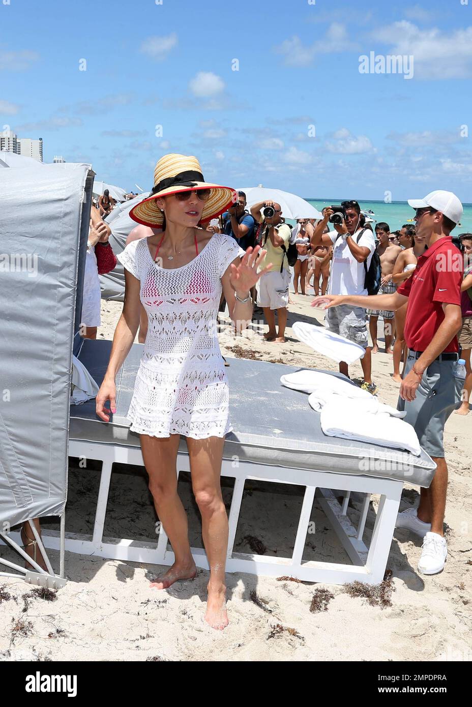 Bethenny Frankel shows off her super-slim beach body in a red bikini ...