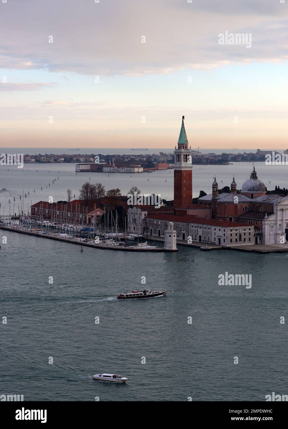 Beautiful evening in Venice. Colorful panoramic photo of famous Italian ...