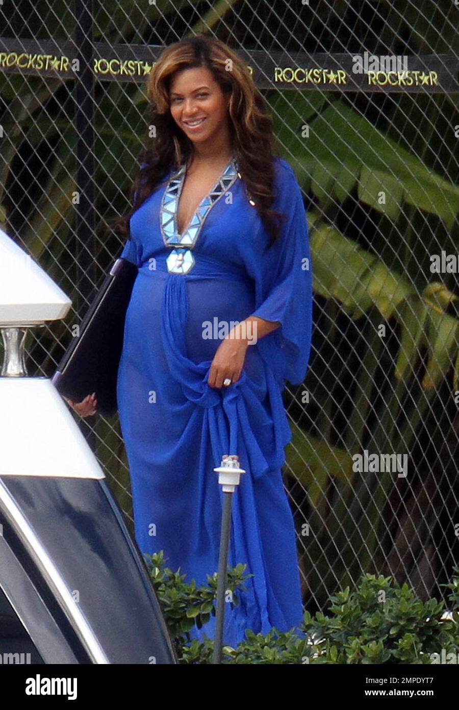 EXCLUSIVE!! Pregnant blooming beauty, Beyonce, spends an afternoon ...
