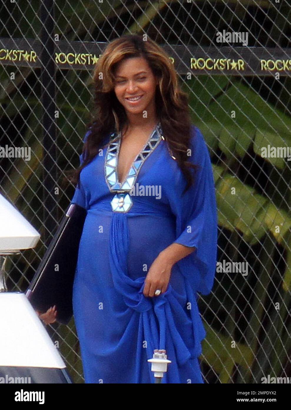 EXCLUSIVE!! Pregnant blooming beauty, Beyonce, spends an afternoon ...