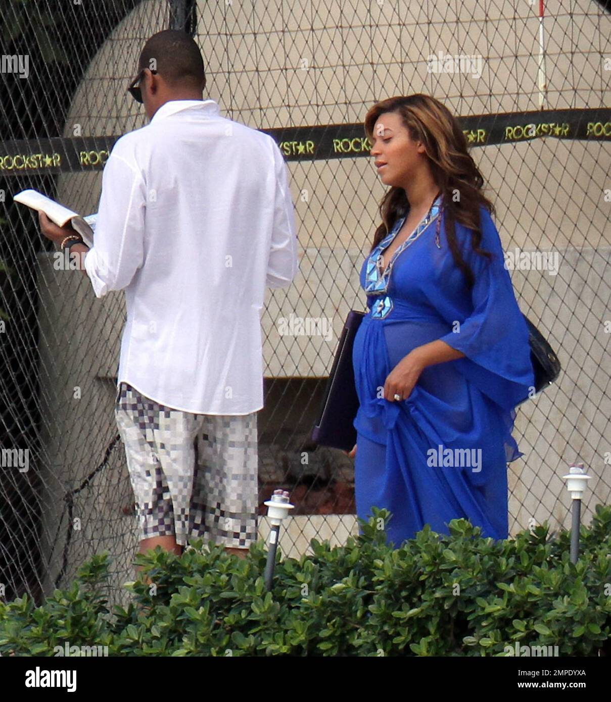 EXCLUSIVE!! Pregnant blooming beauty, Beyonce, spends an afternoon ...