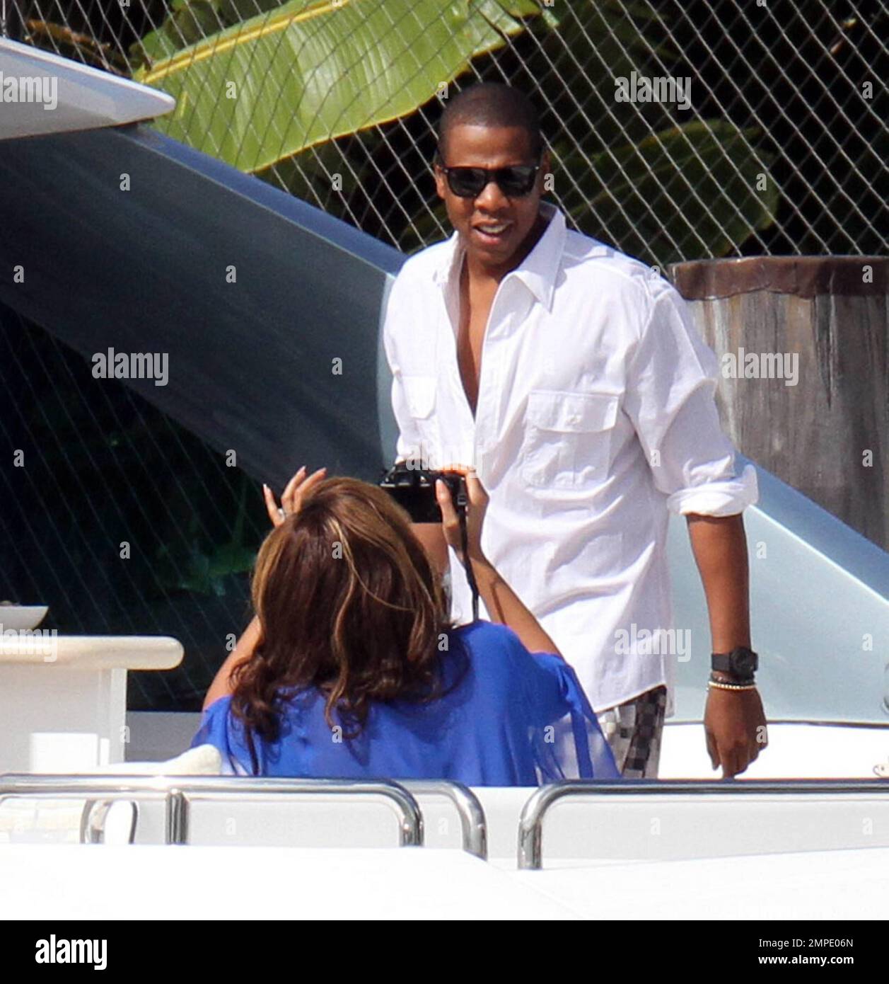 Pregnant blooming beauty, Beyonce, spends an afternoon aboard a luxury ...
