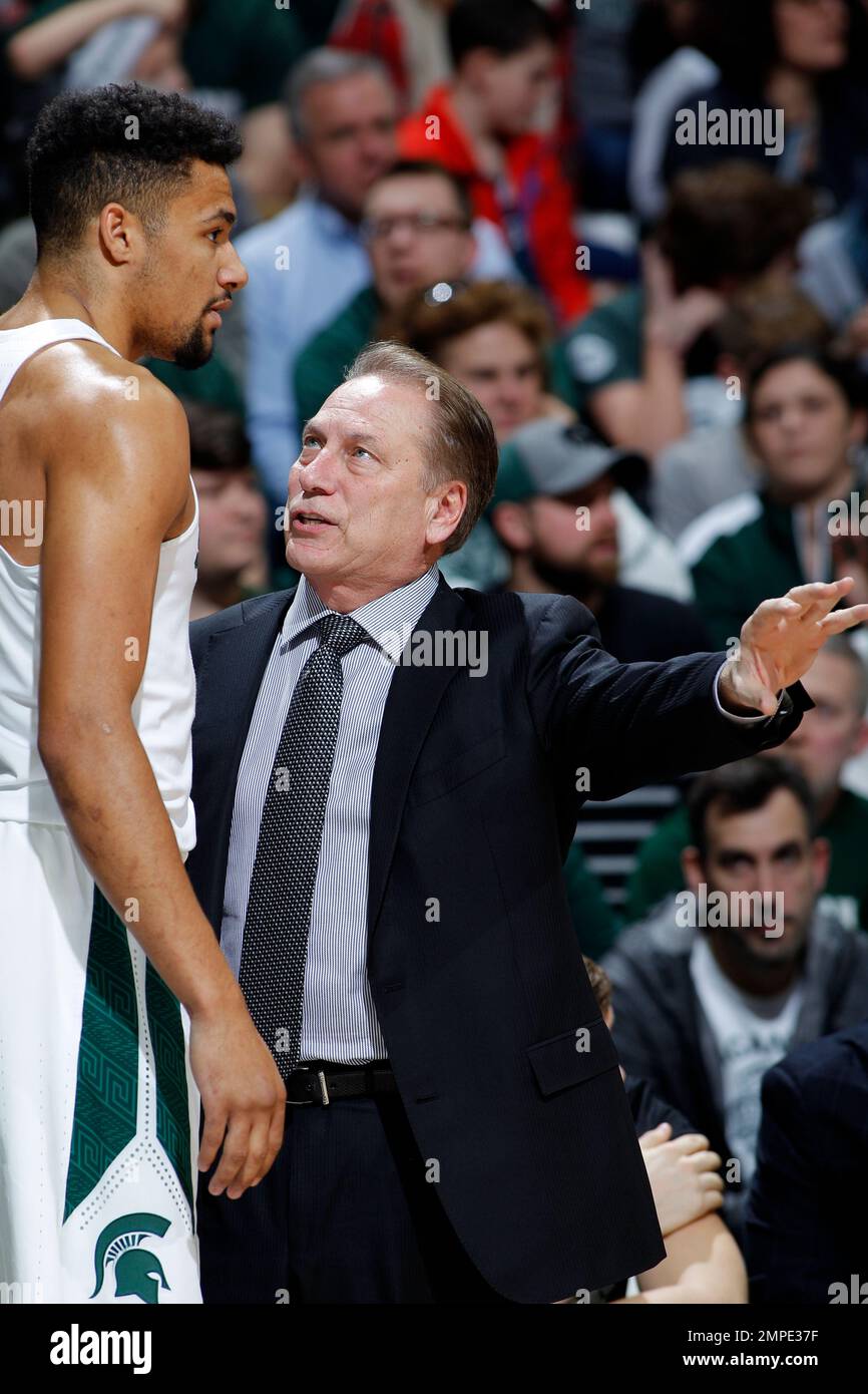 Michigan State coach Tom Izzo, right, talks with Kenny Goins during the ...