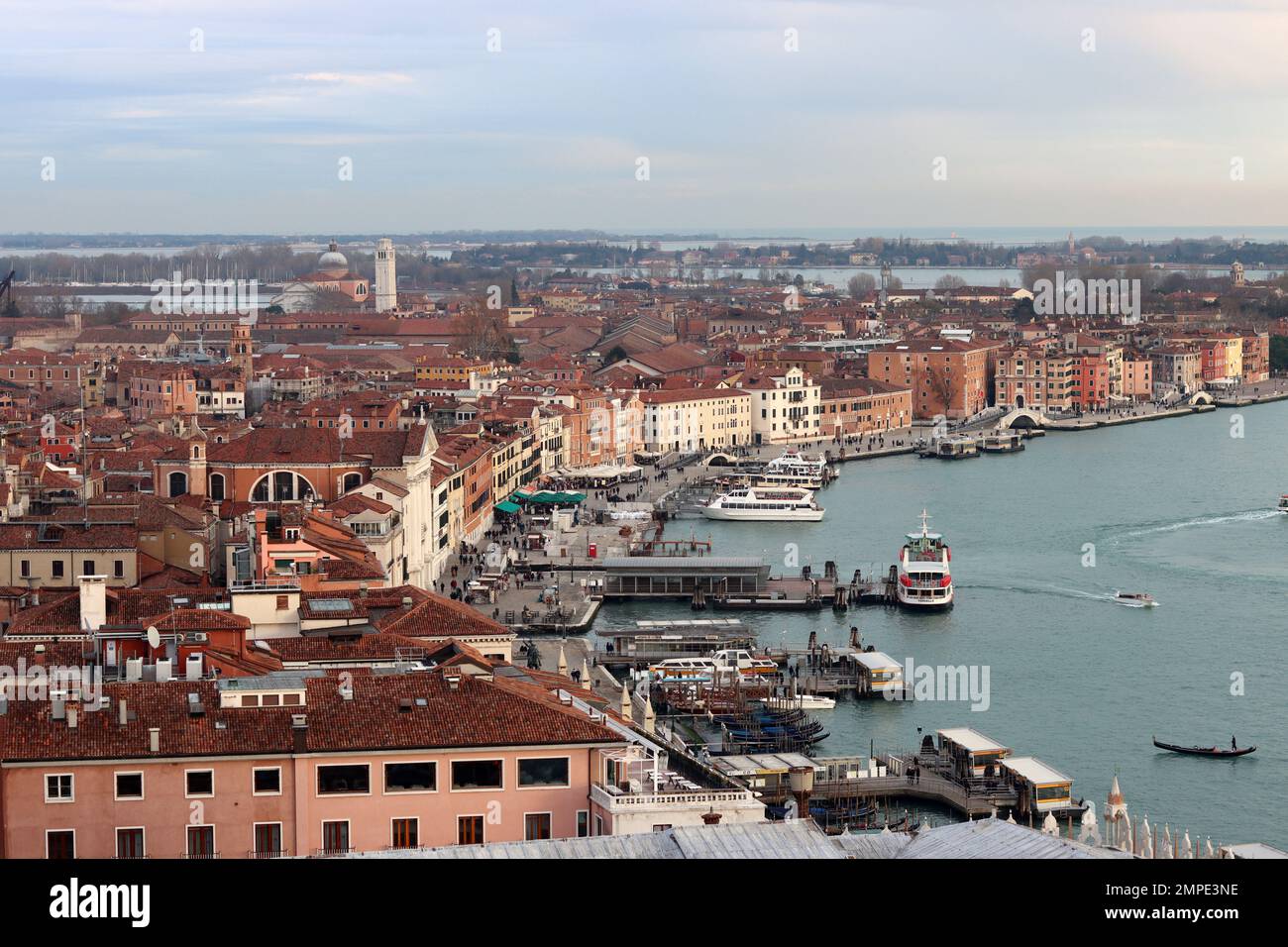 Beautiful evening in Venice. Colorful panoramic photo of famous Italian ...