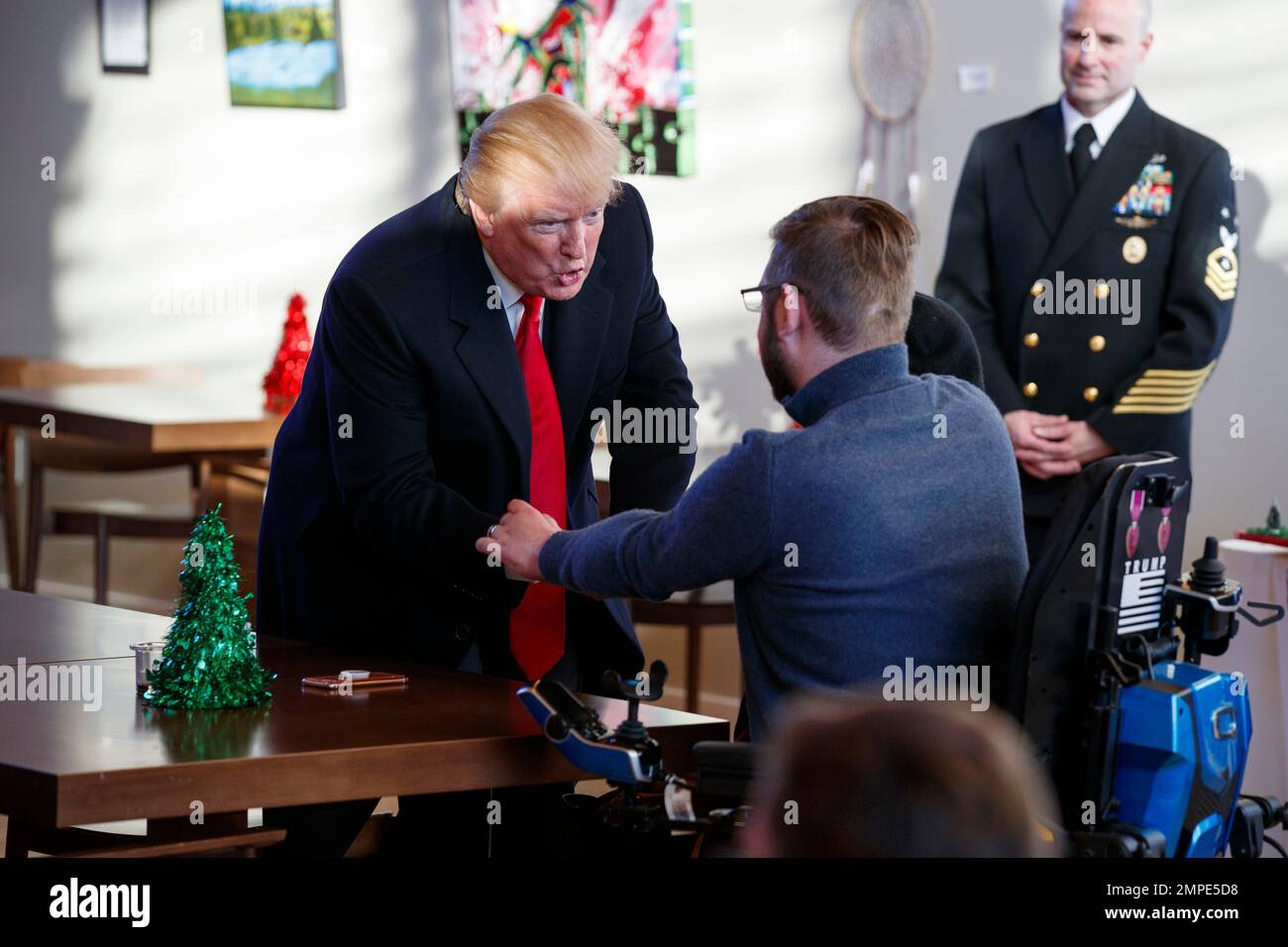 President Donald Trump meets retired U.S. Marine Corps Sgt. John Peck ...