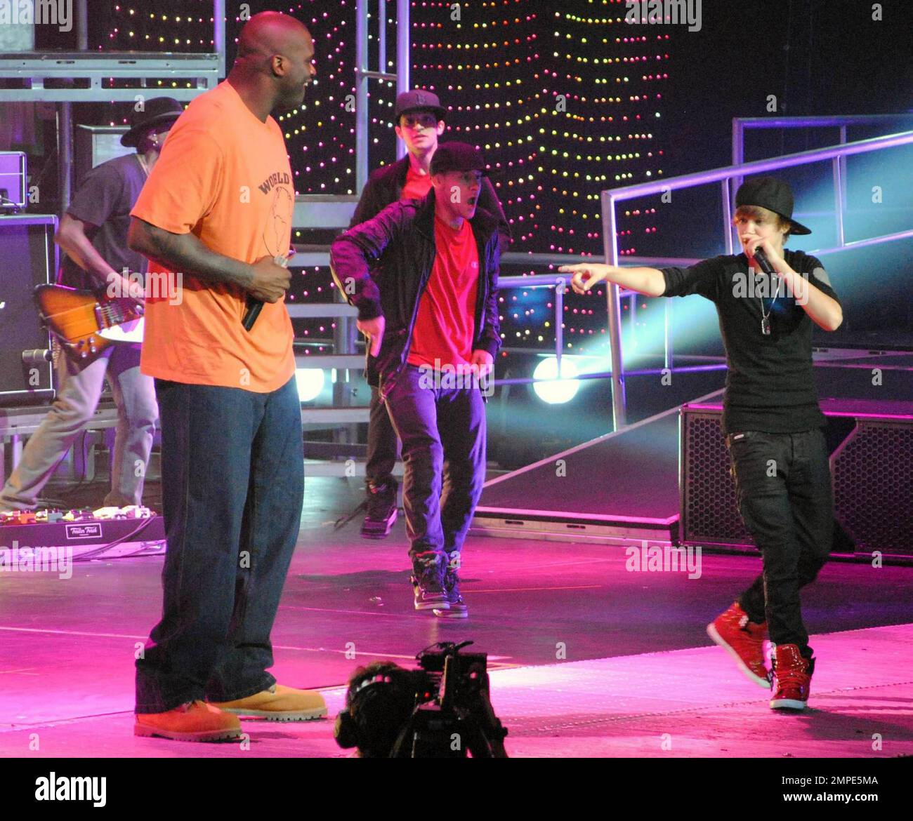 Teen heartthrob Justin Bieber and 7' 1'' tall NBA star Shaquille O'Neal ...