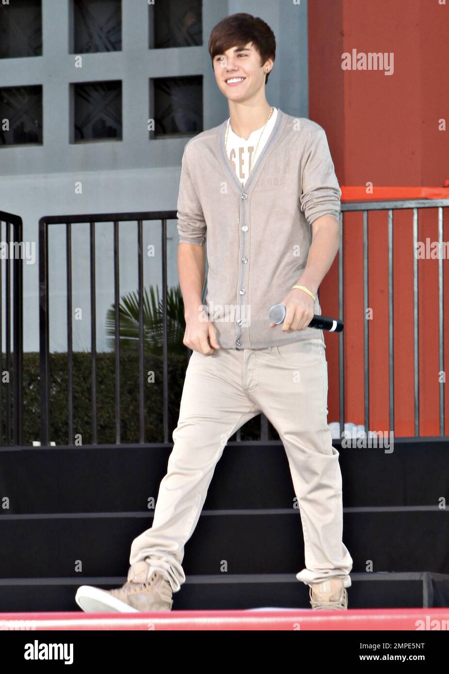 Justin Bieber performs "Rockin' Robin" at an emotional filled Michael ...