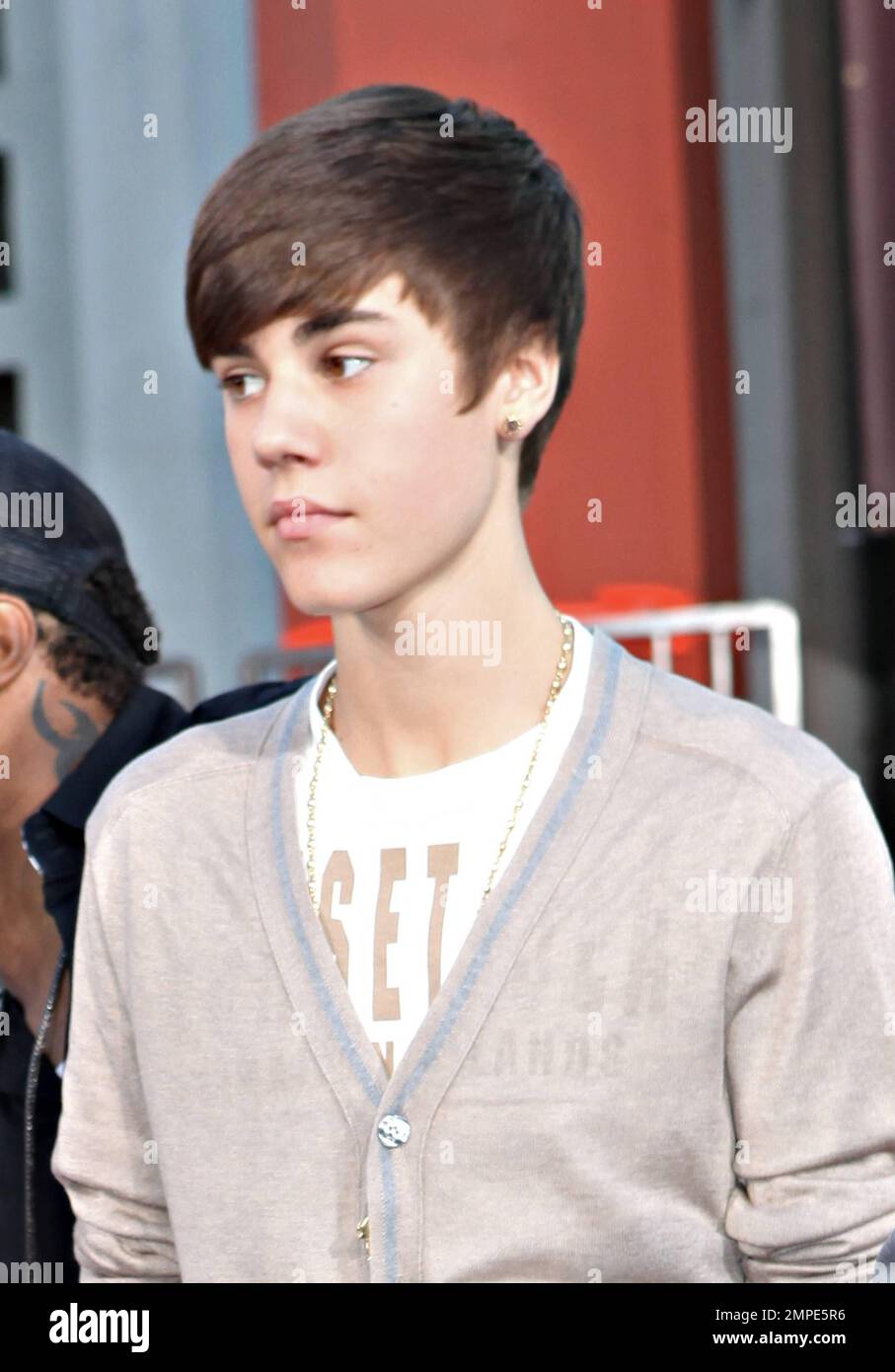 Justin Bieber performs "Rockin' Robin" at an emotional filled Michael ...