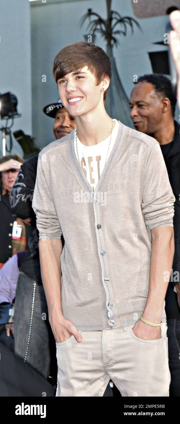 Justin Bieber performs "Rockin' Robin" at an emotional filled Michael ...