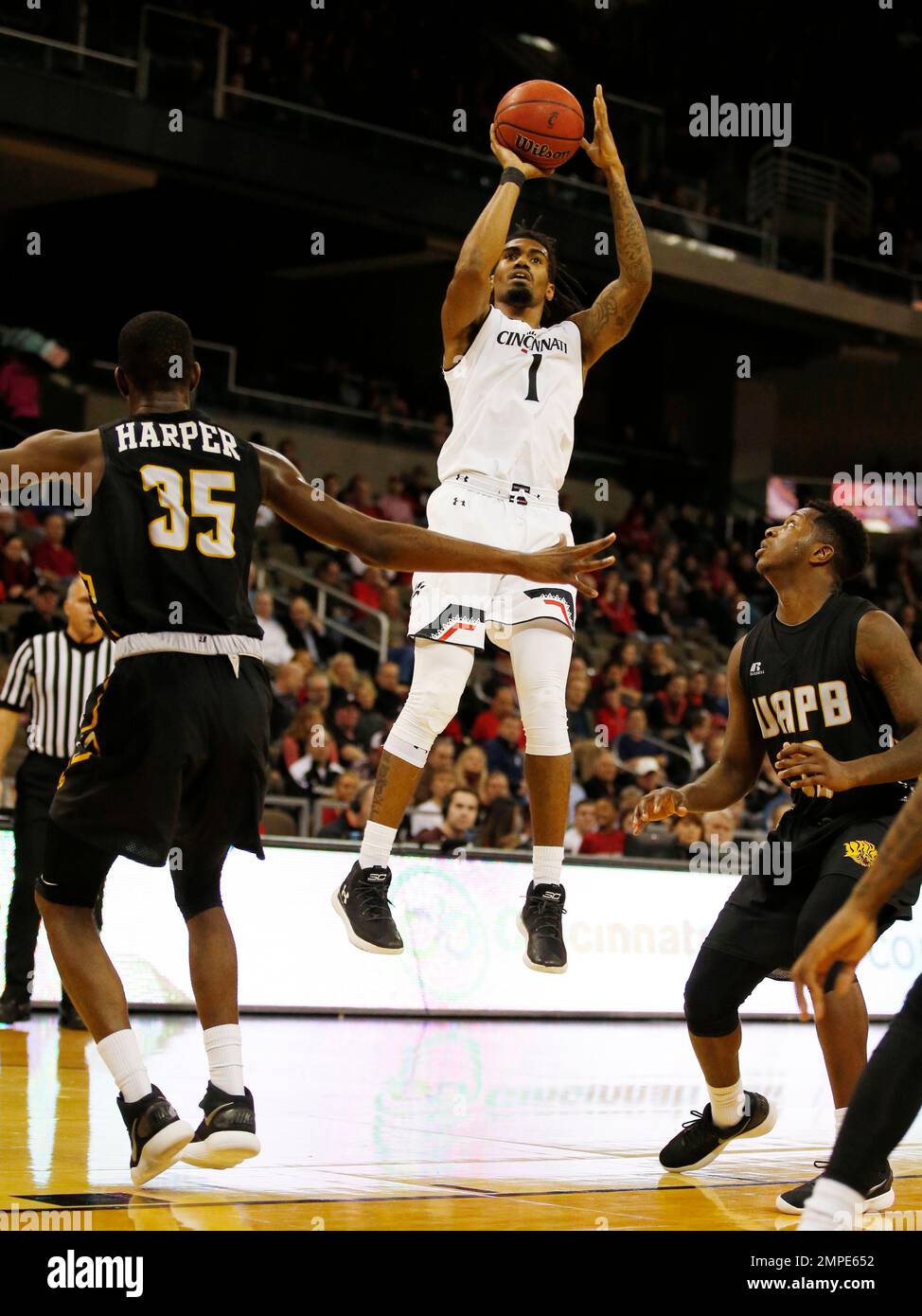 Cincinnati guard Jacob Evans (1) shoots over Arkansas-Pine Bluff ...