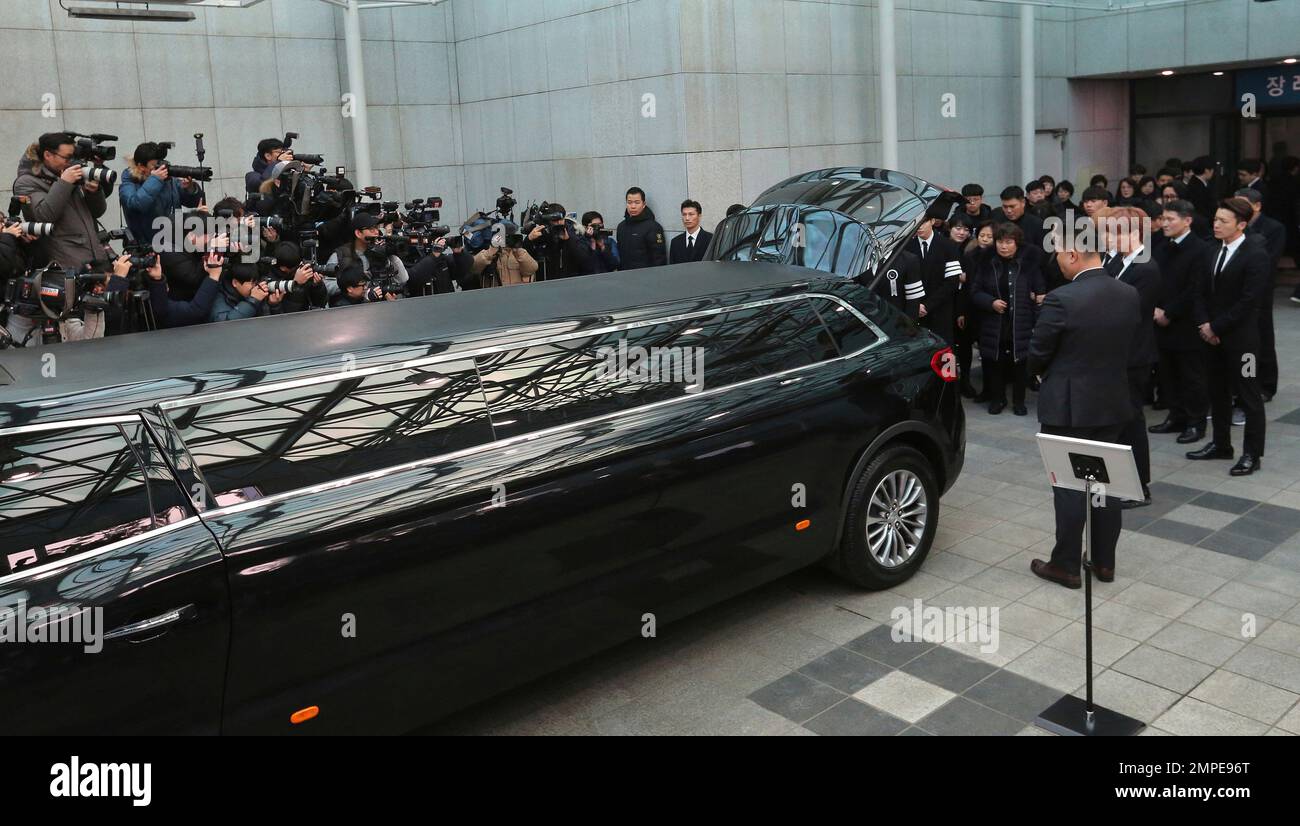 Relatives and members of South Korean K-pop group SHINee pays their ...