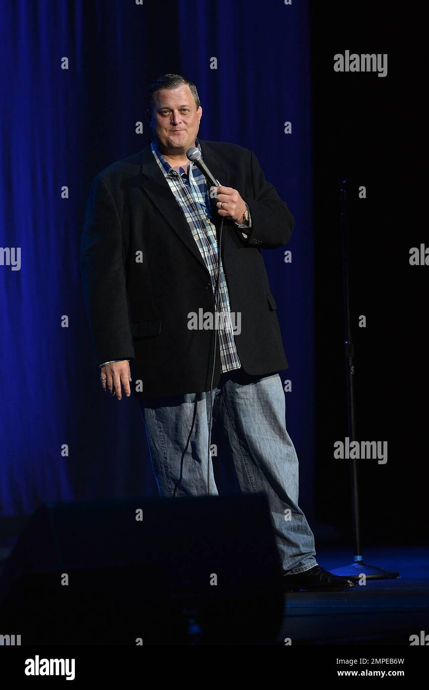 Billy gardell performs hi-res stock photography and images - Alamy