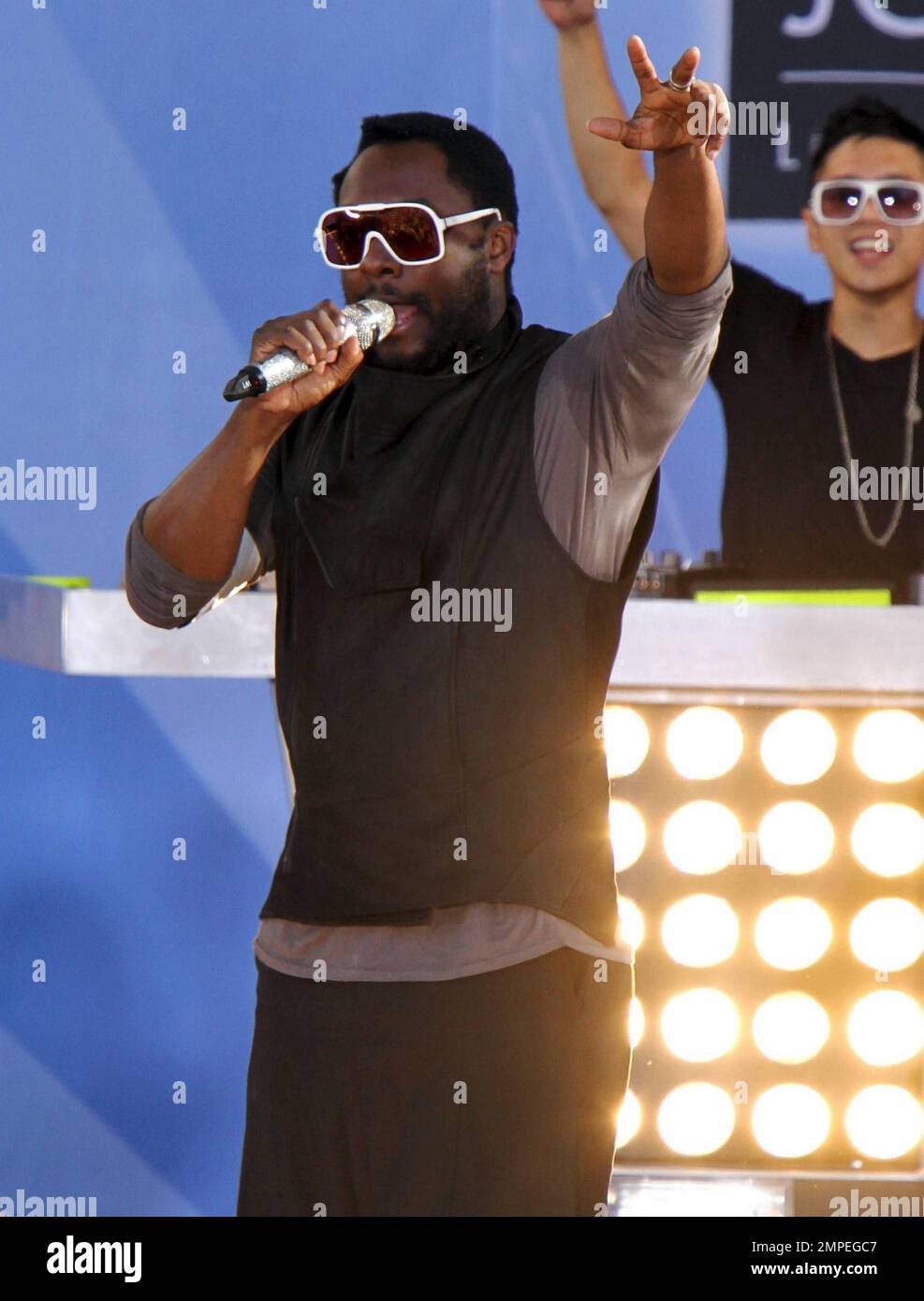 Fergie shows lots of leg in a blue mini dress with a futuristic pattern ...