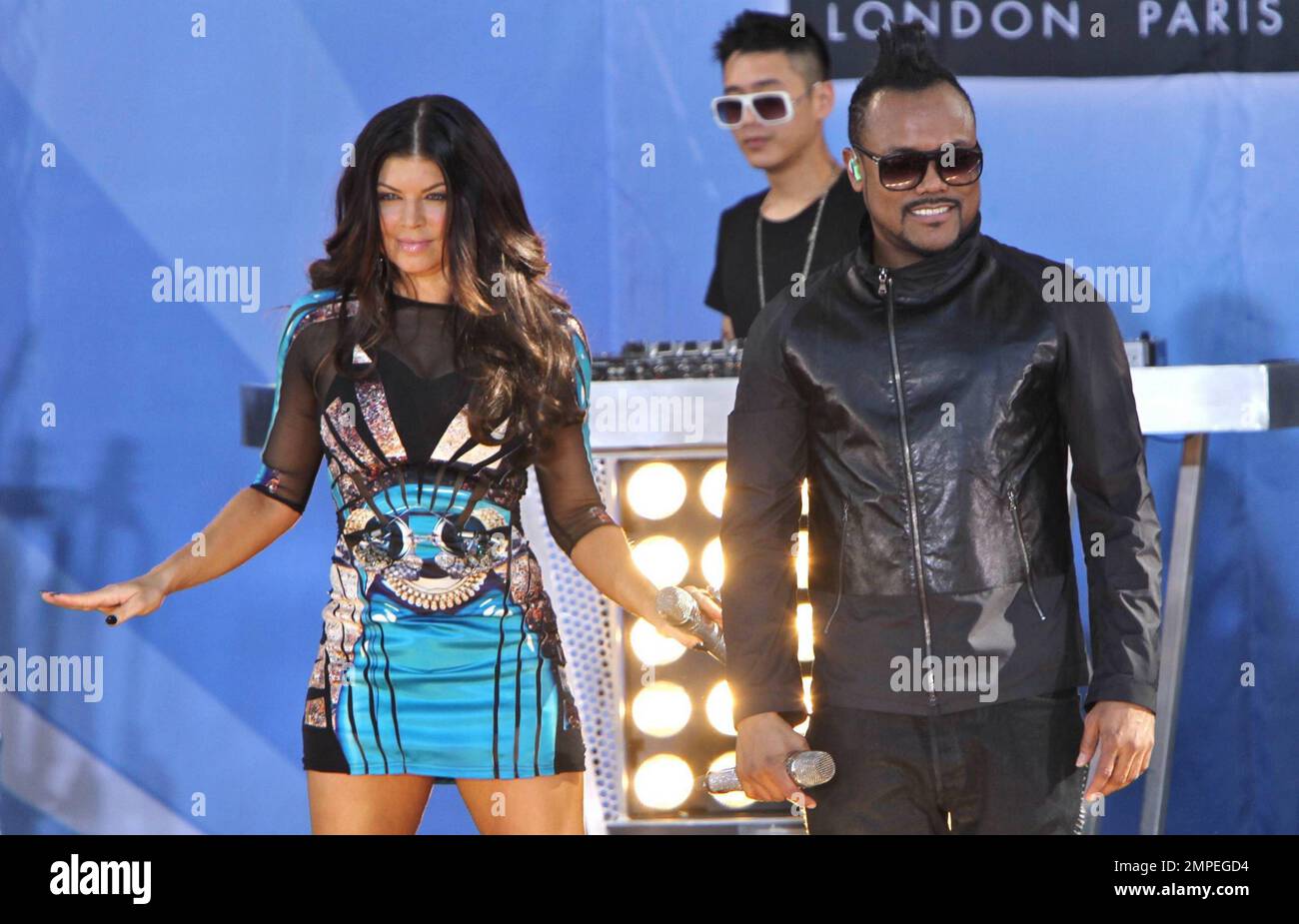 Fergie shows lots of leg in a blue mini dress with a futuristic pattern ...