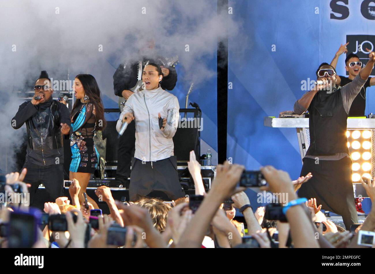 Fergie shows lots of leg in a blue mini dress with a futuristic pattern ...